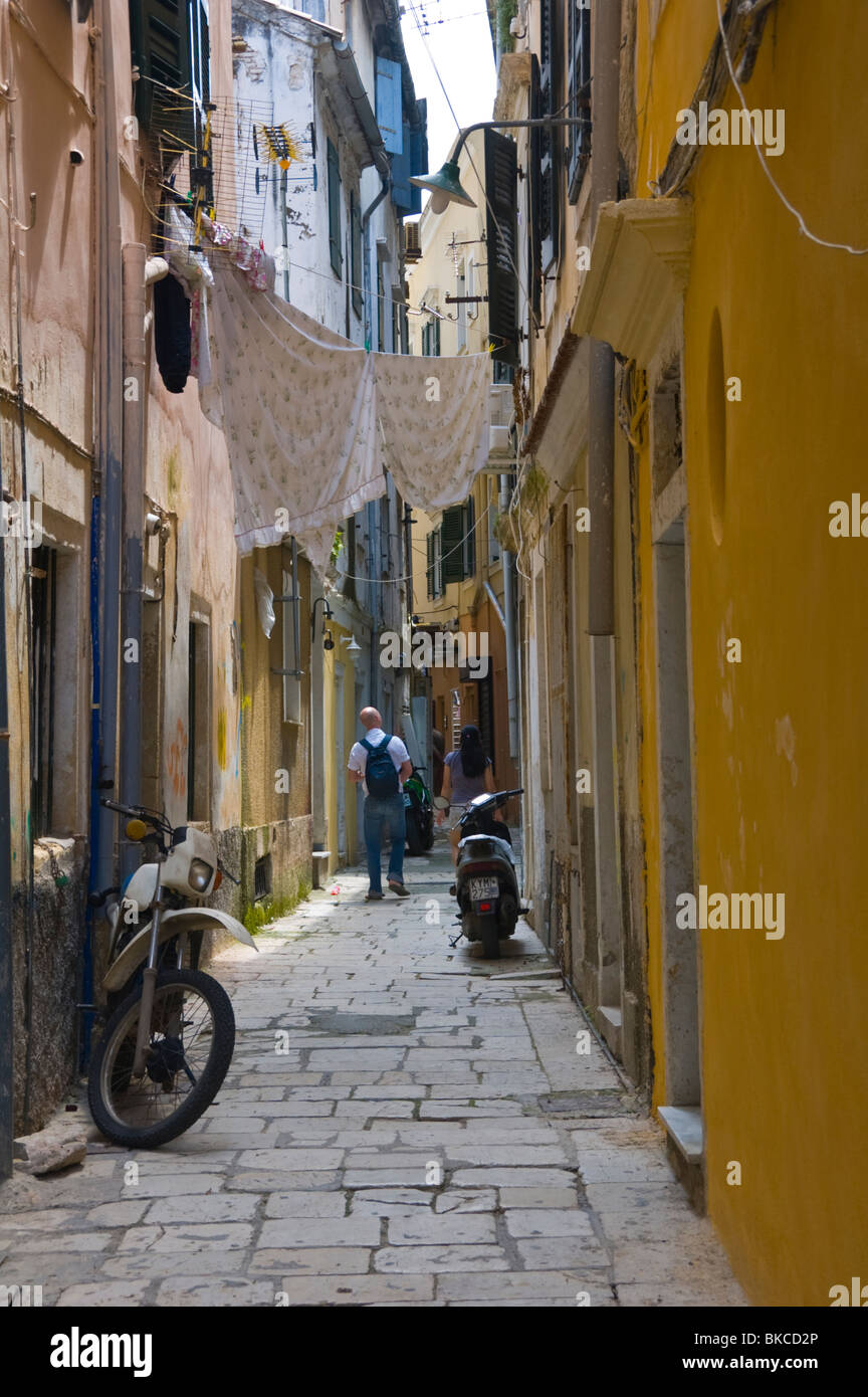 Washing line between building hi-res stock photography and images - Alamy
