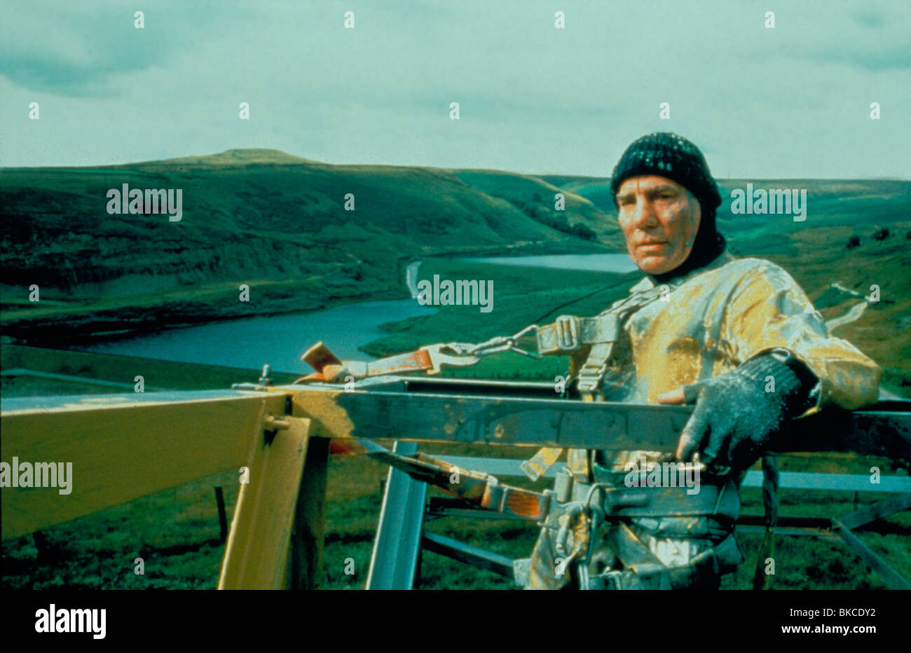AMONG GIANTS (1998) PETE POSTLETHWAITE AMGI 012 Stock Photo - Alamy
