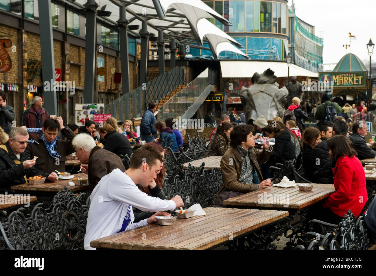 Crowds eating tables hi-res stock photography and images - Alamy