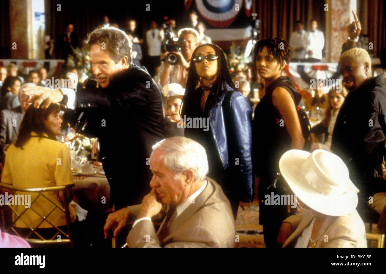 BULWORTH (1998) WARREN BEATTY, HALLE BERRY BLWR 078 Stock Photo - Alamy