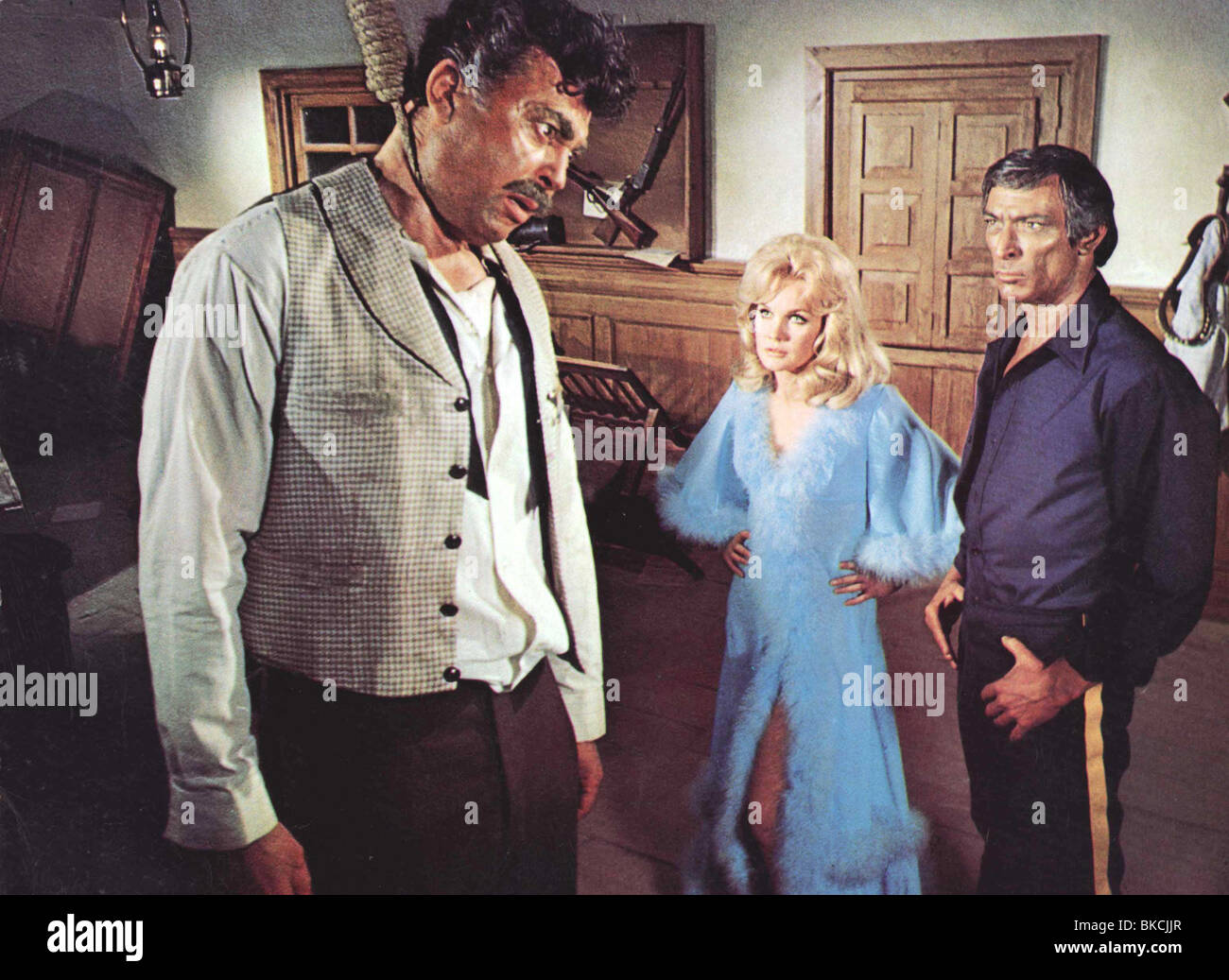 CAPTAIN APACHE (1971) CARROLL BAKER, LEE VAN CLEEF CAPA 002FOH Stock ...