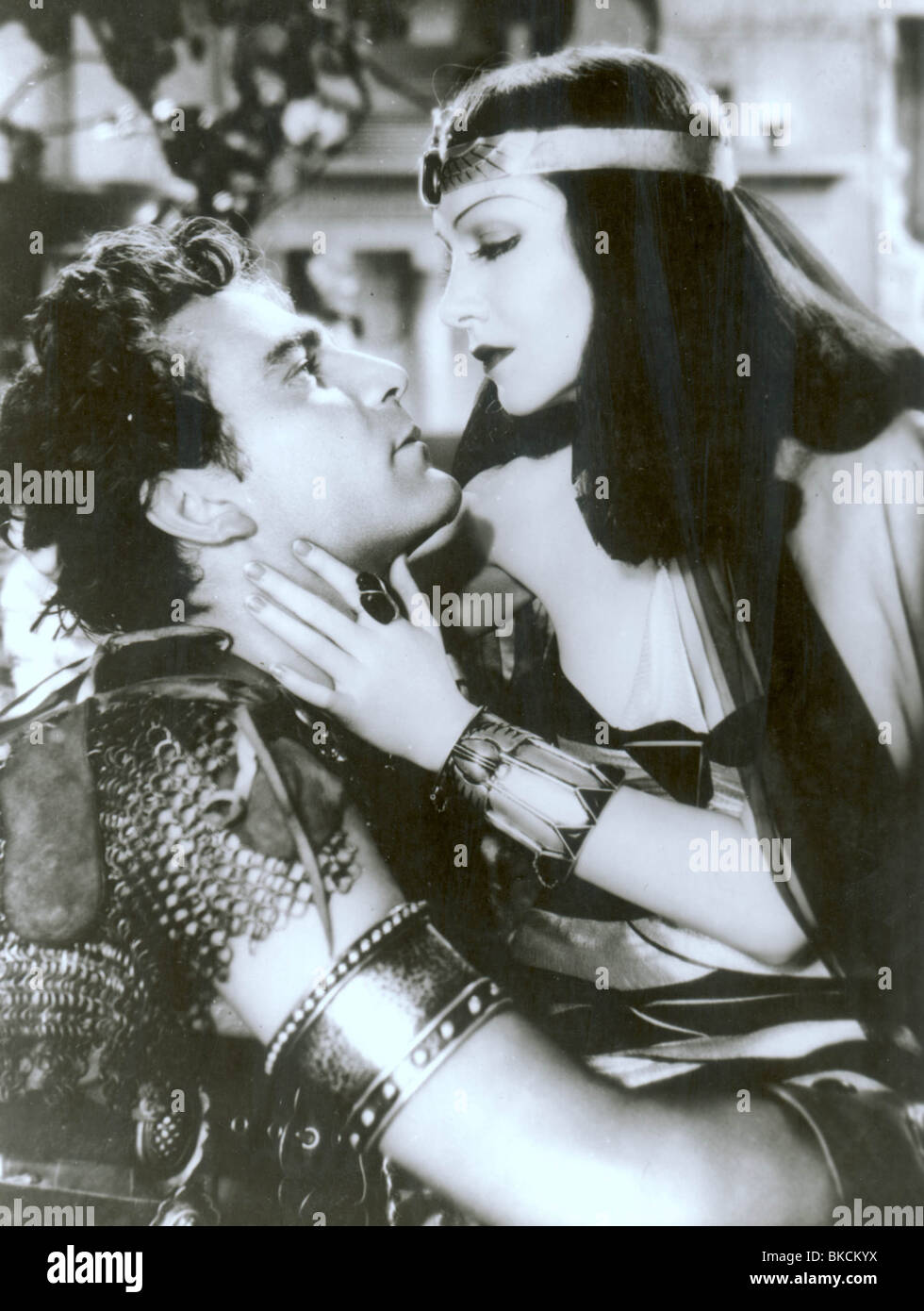CLEOPATRA (1934) HENRY WILCOXON, CLAUDETTE COLBERT CLPT 003P Stock Photo - Alamy