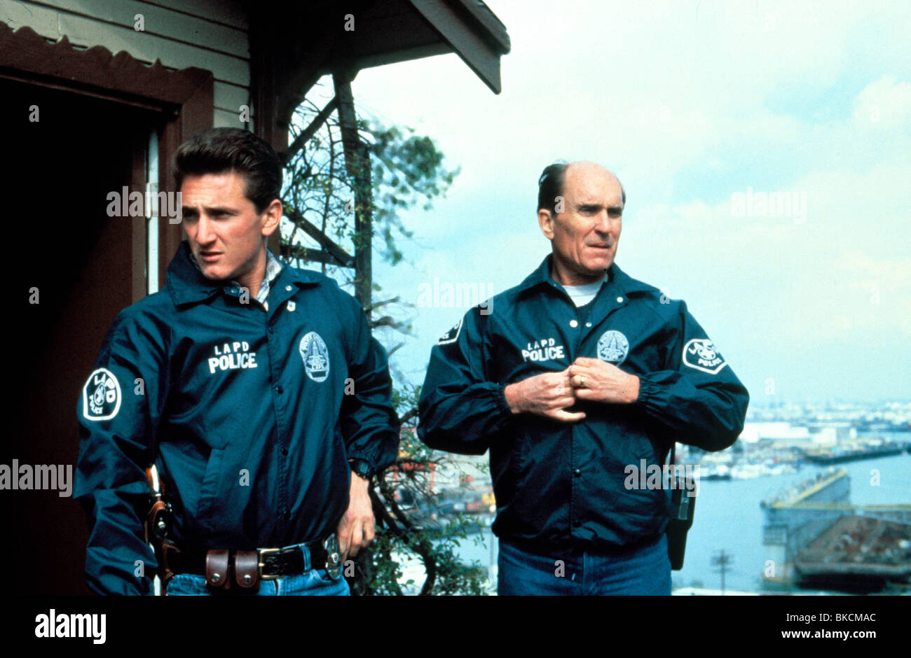 COLORS (1988) SEAN PENN, ROBERT DUVALL COL 006 Stock Photo - Alamy