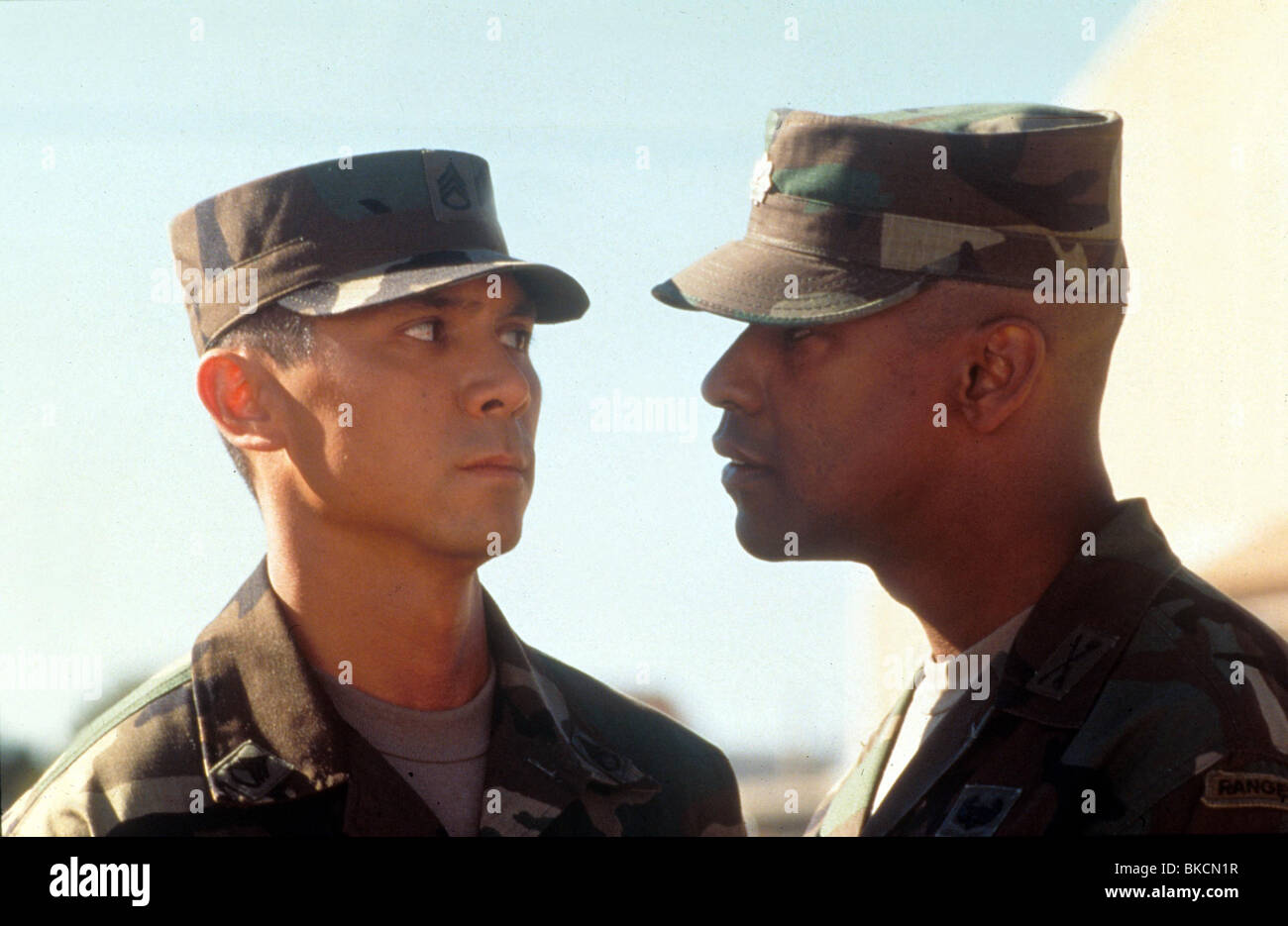 COURAGE UNDER FIRE (1996) LOU DIAMOND PHILLIPS, DENZEL WASHINGTON CUFI ...