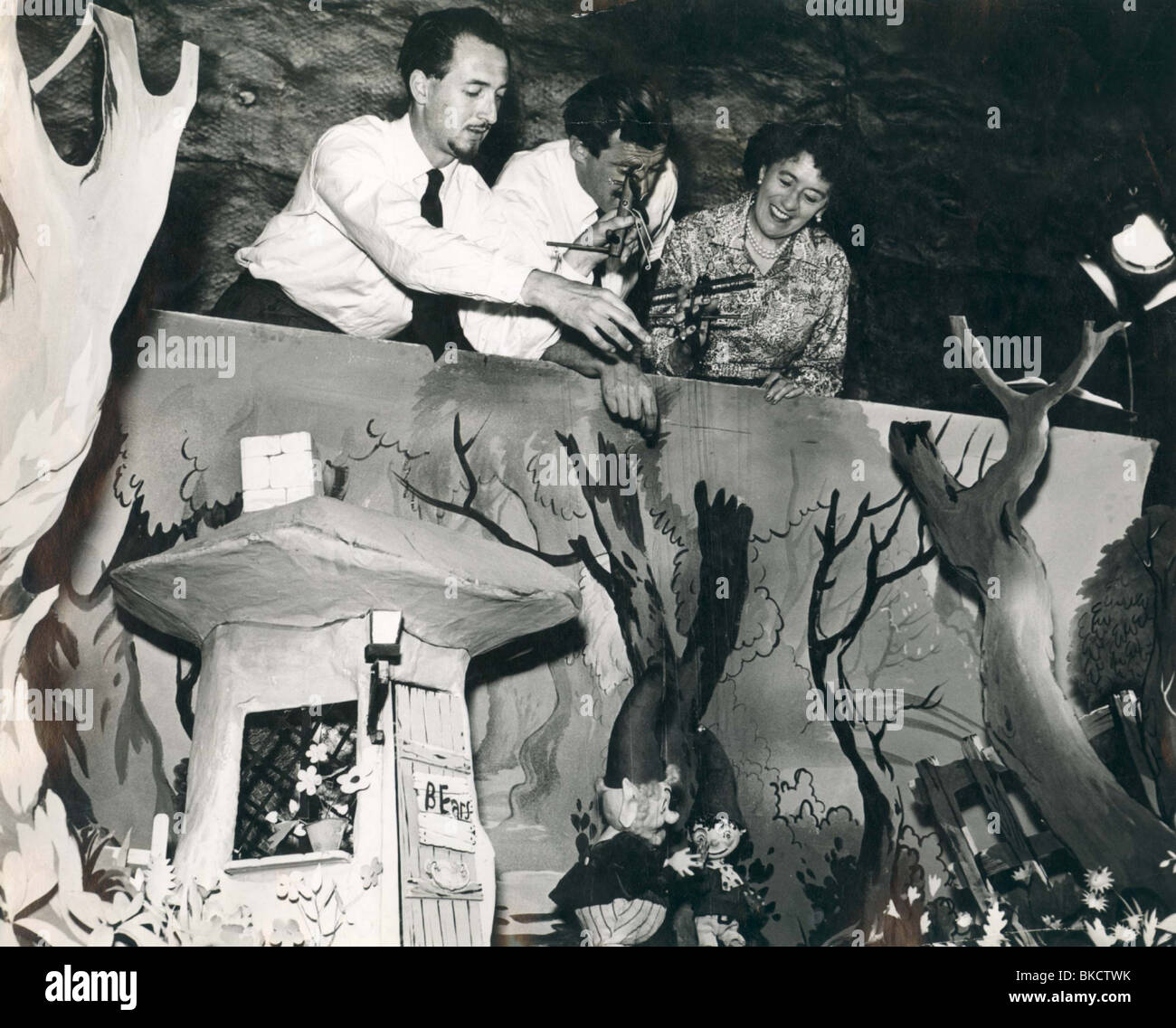 FILMING PRODUCTION (ALT) LOCATION (ALT) BEHIND THE SCENES (ALT) ON SET ...