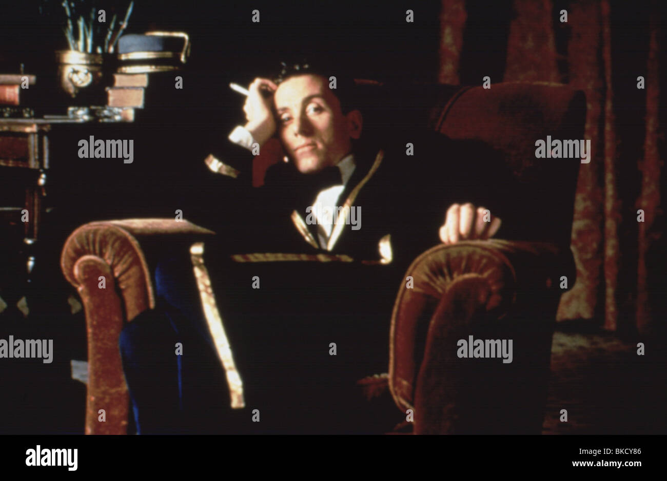 Four rooms 1995 tim roth hi-res stock photography and images - Alamy