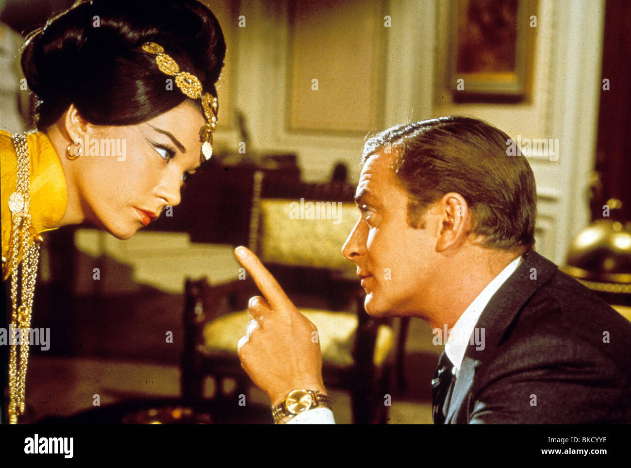 GAMBIT (1966) SHIRLEY MACLAINE, MICHAEL CAINE GAMB 001 Stock Photo - Alamy