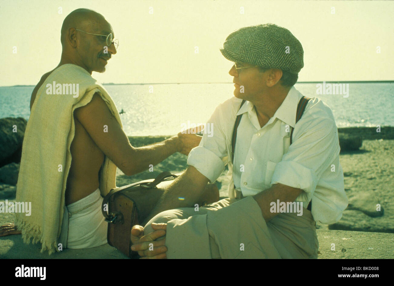 GANDHI (1982) BEN KINGSLEY, MARTIN SHEEN GND 002 Stock Photo - Alamy