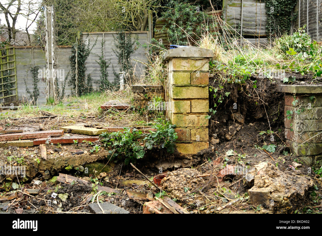 Brick wall crumbling uk hi-res stock photography and images - Alamy