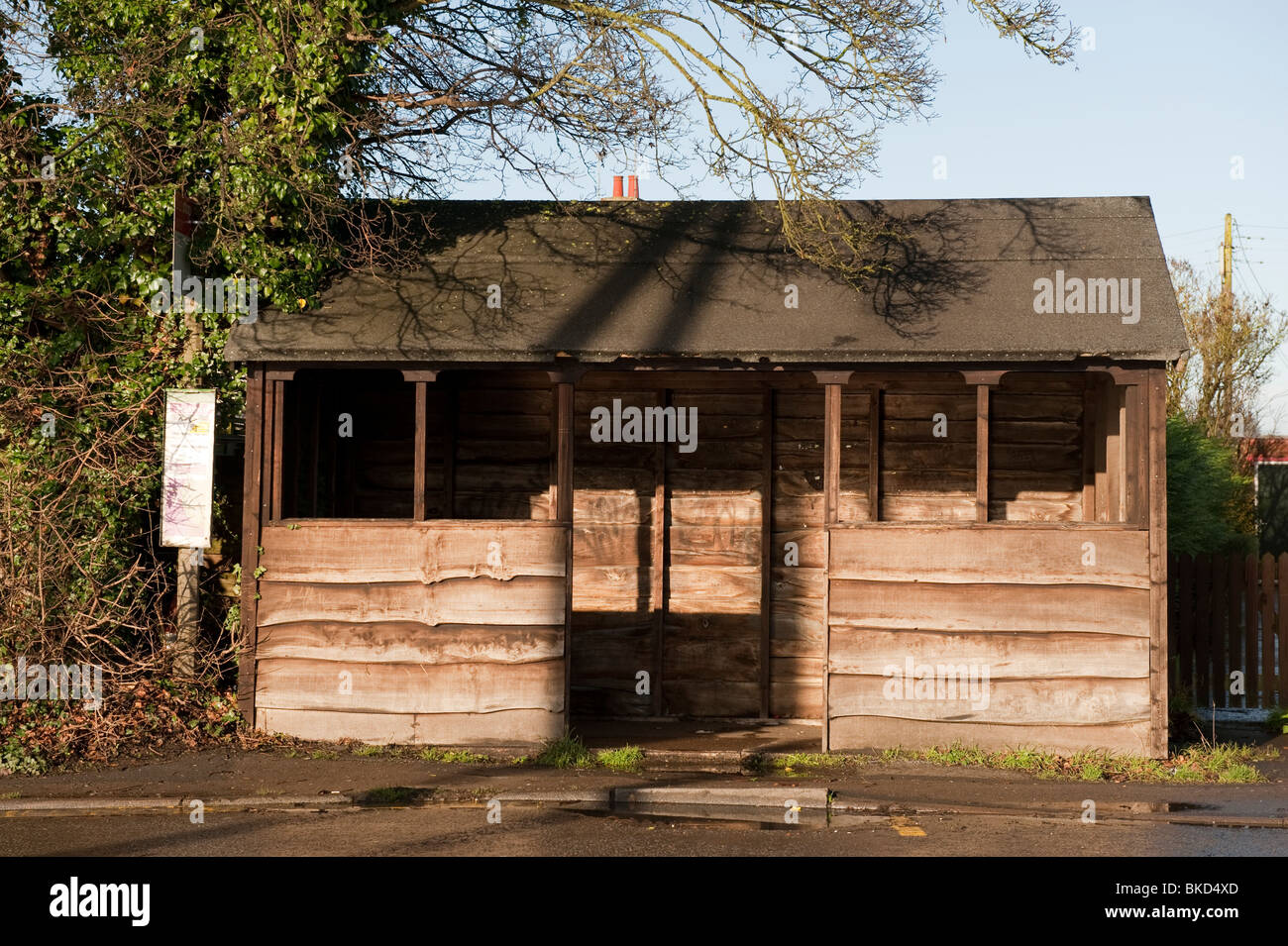 Wooden rural bus stop UK Stock Photo - Alamy