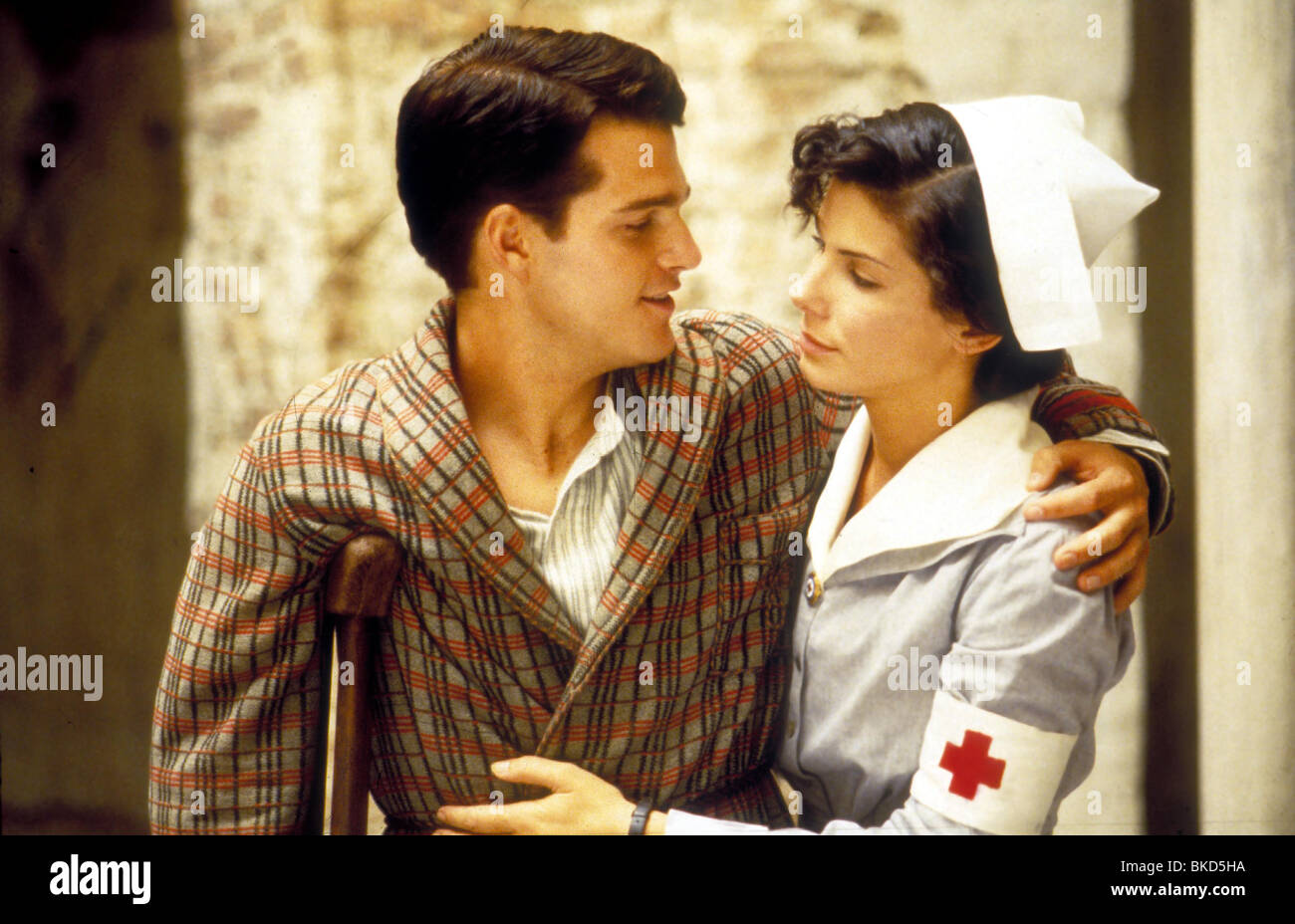 IN LOVE AND WAR (1997) CHRIS O'DONNELL, SANDRA BULLOCK INLW 003 Stock ...
