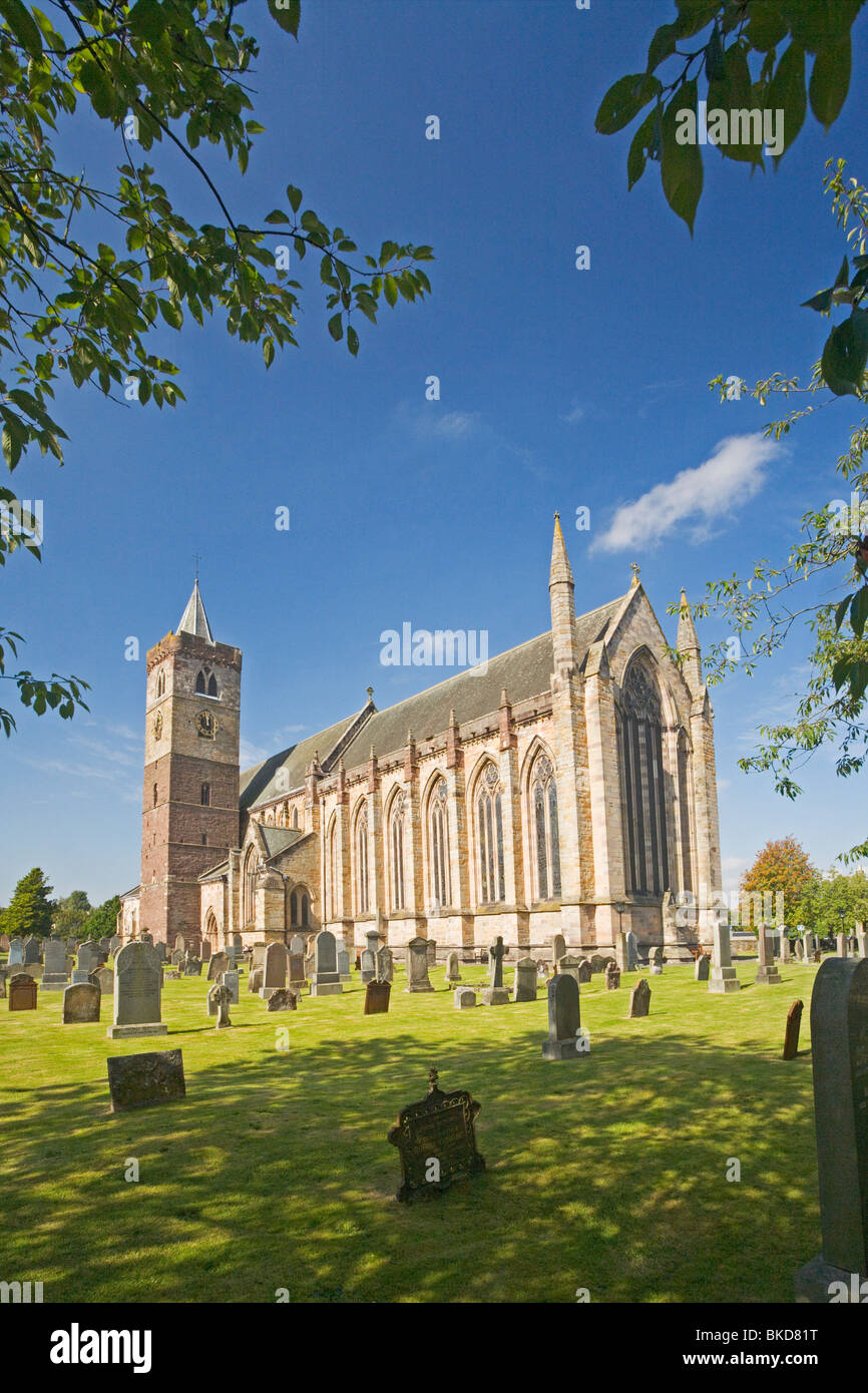 Dunblane cathedral and graveyard hi-res stock photography and images ...