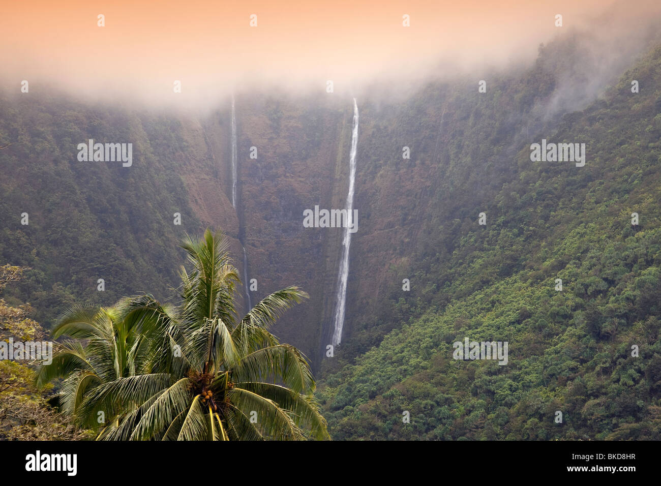 Hiilawe waterfall hawaii hi-res stock photography and images - Alamy