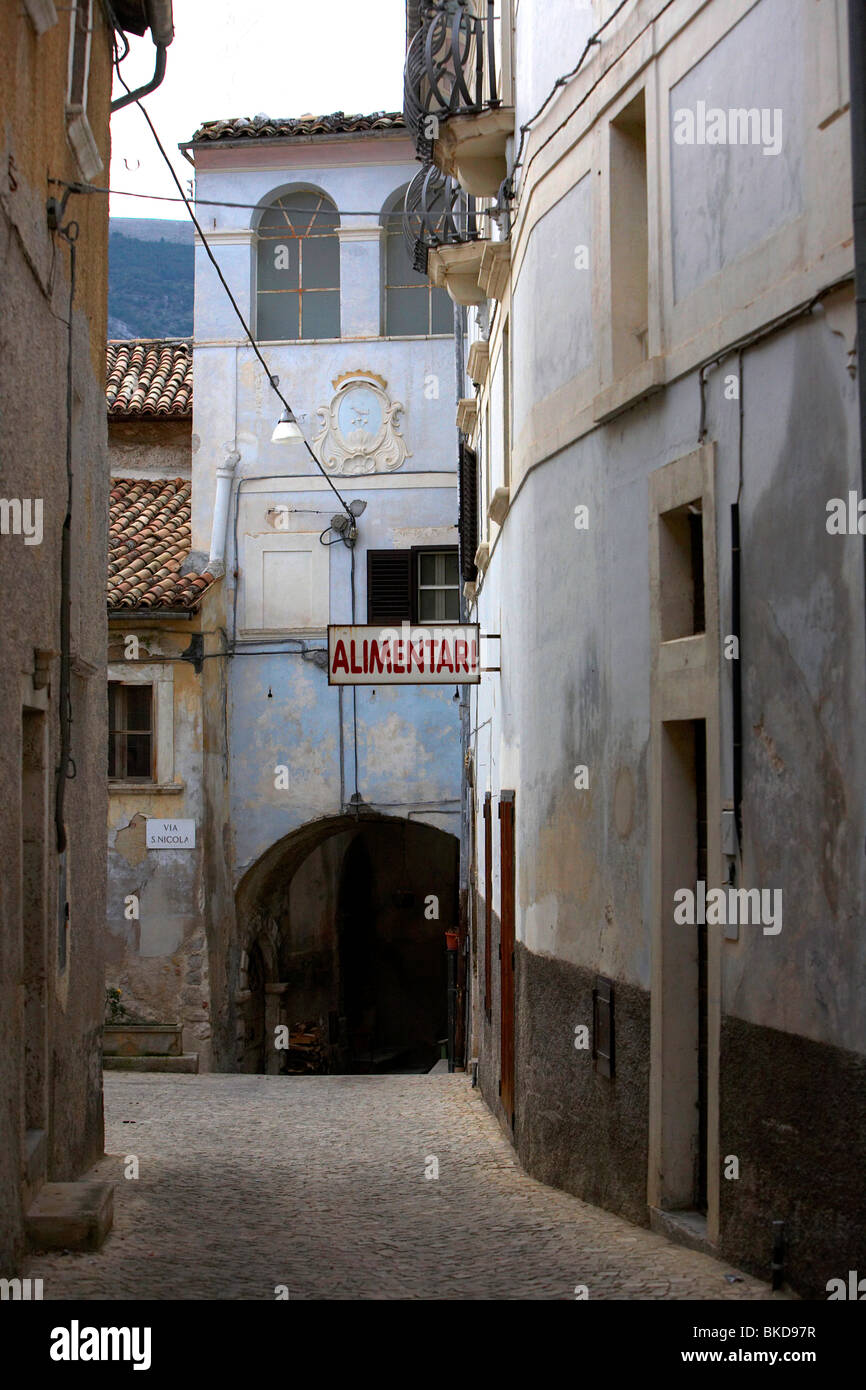 A side street in the town of Ofena, Abruzzo, Italy Stock Photo - Alamy