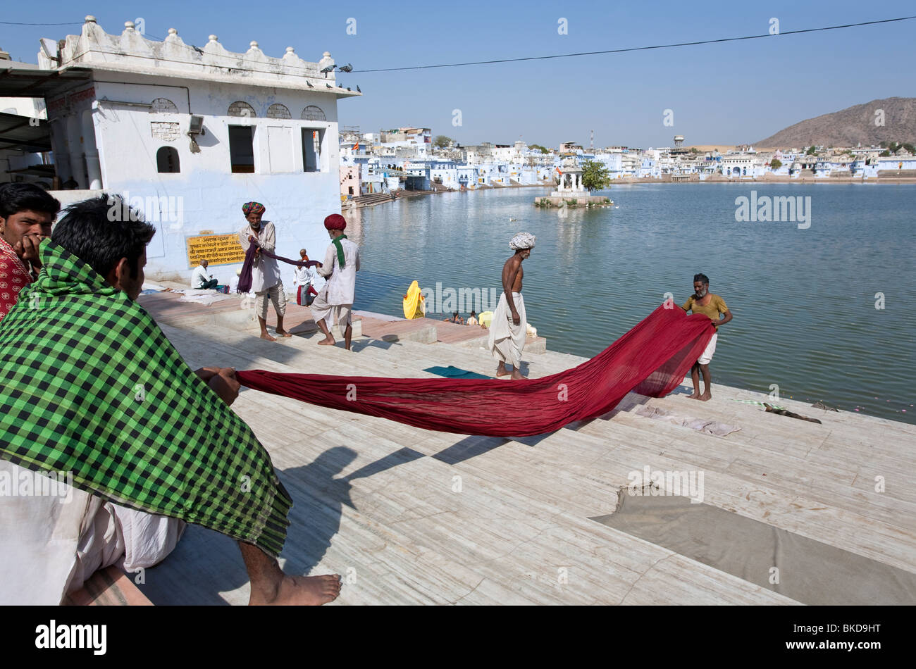Man drying his turban after the ritual bath. Pushkar Lake ghats ...