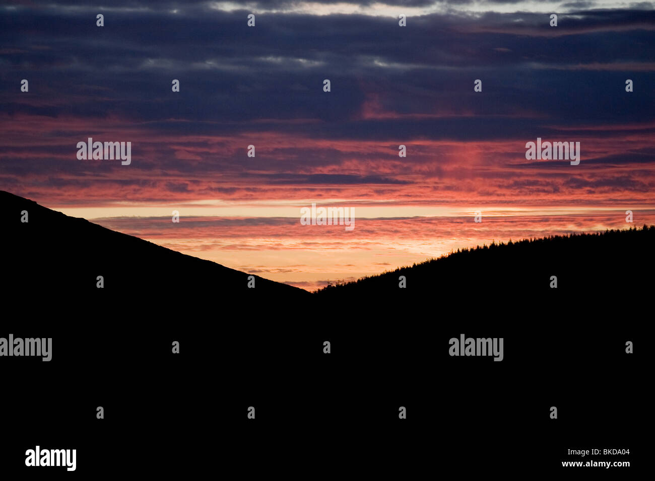 Red sky silhouette hi-res stock photography and images - Alamy