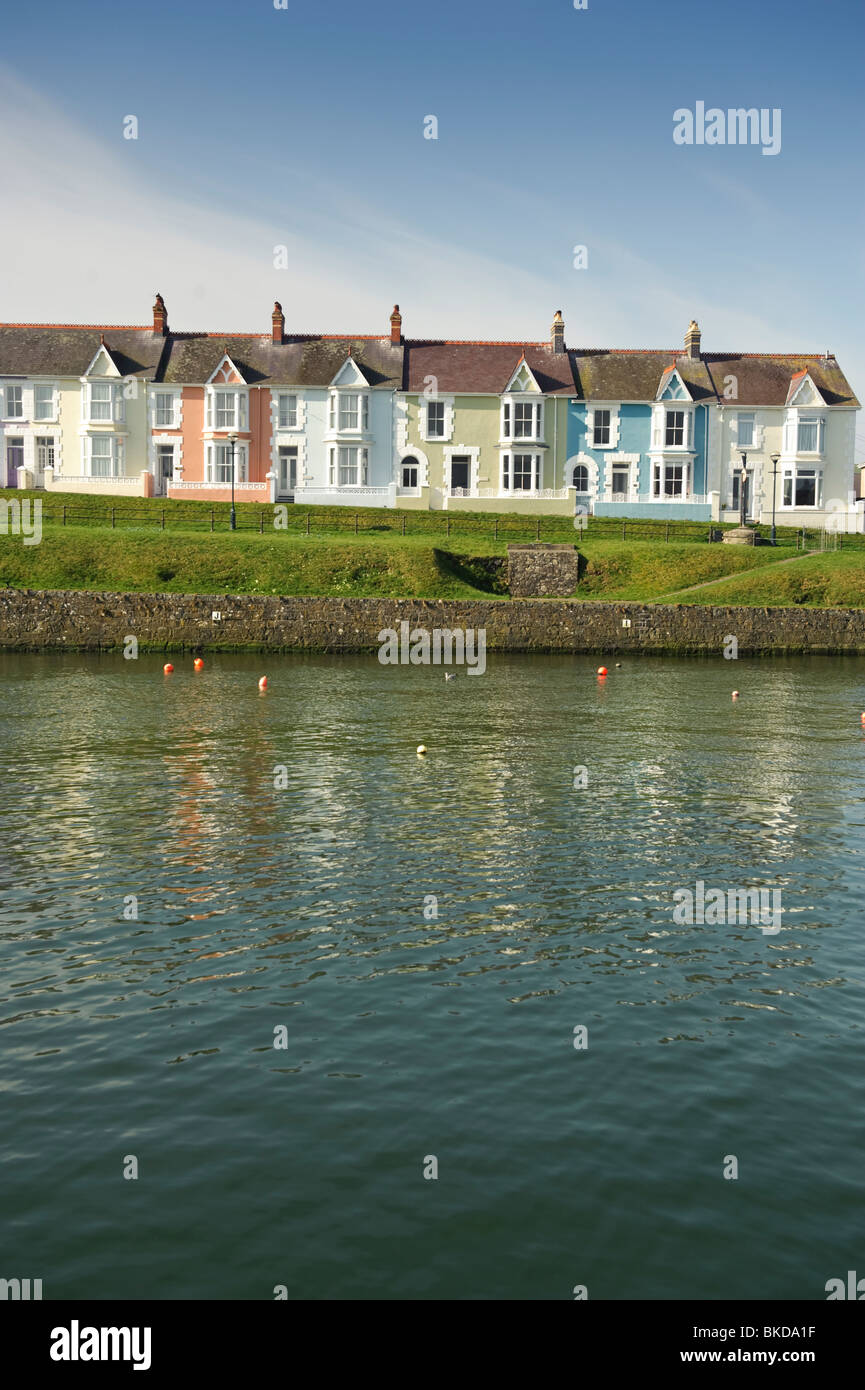 Row of terraced houses hi-res stock photography and images - Alamy