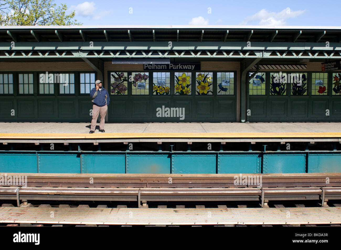 elevated subway platform, Pelham Parkway, Bronx, NY Stock Photo - Alamy