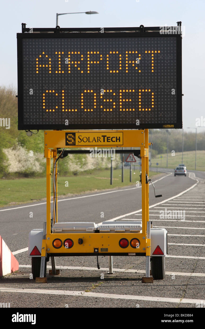 Cancelled flights sign airport hi-res stock photography and images - Alamy