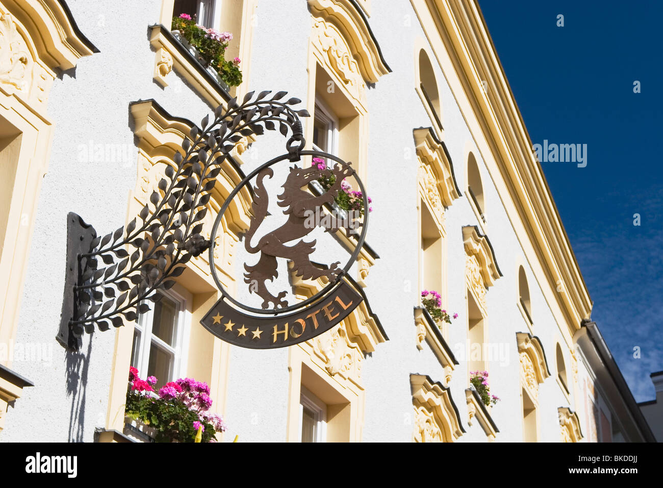 Hanging sign metal hi-res stock photography and images - Alamy
