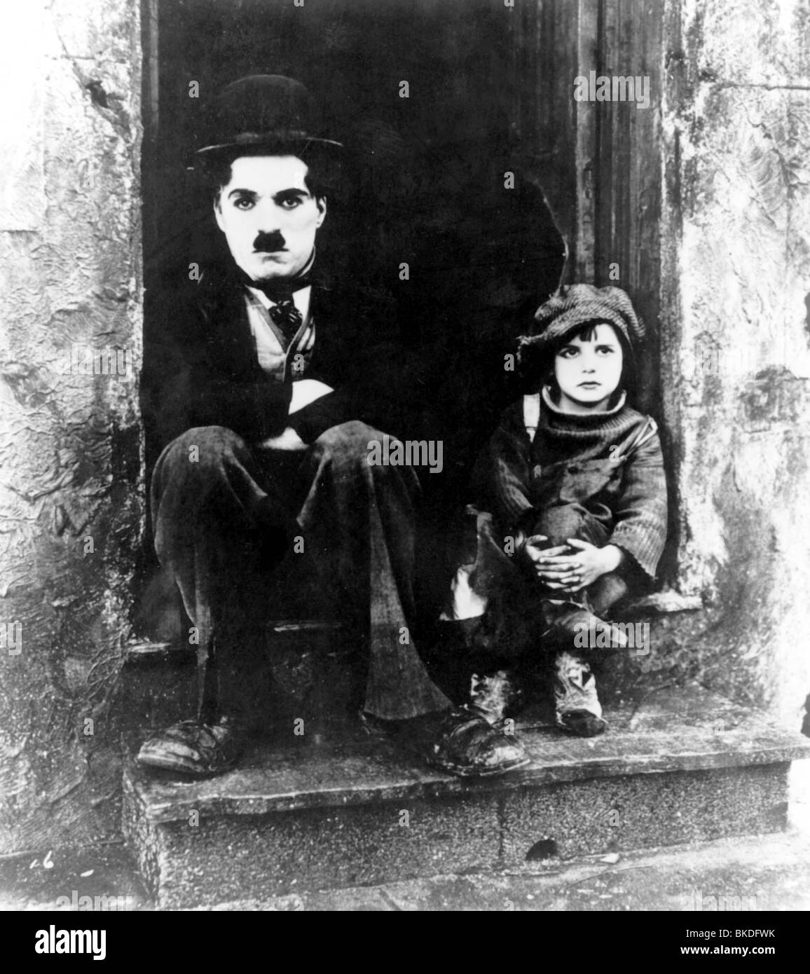 THE KID (1921) CHARLIE CHAPLIN, JACKIE COOGAN TKD 002P Stock Photo - Alamy