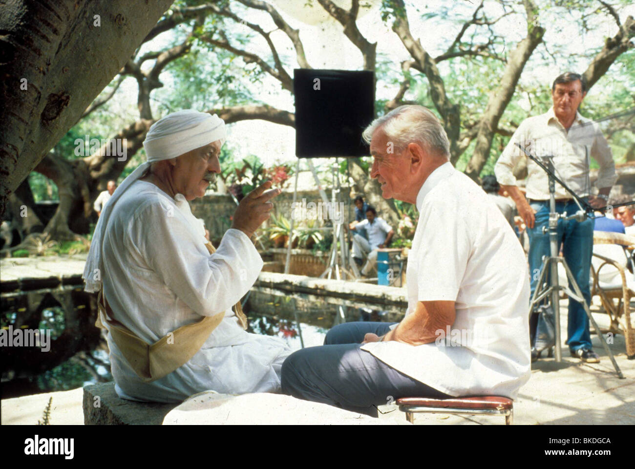 DAVID LEAN (DIR ON SET A PASSAGE TO INDIA (1984) WITH ALEC GUINNESS ...