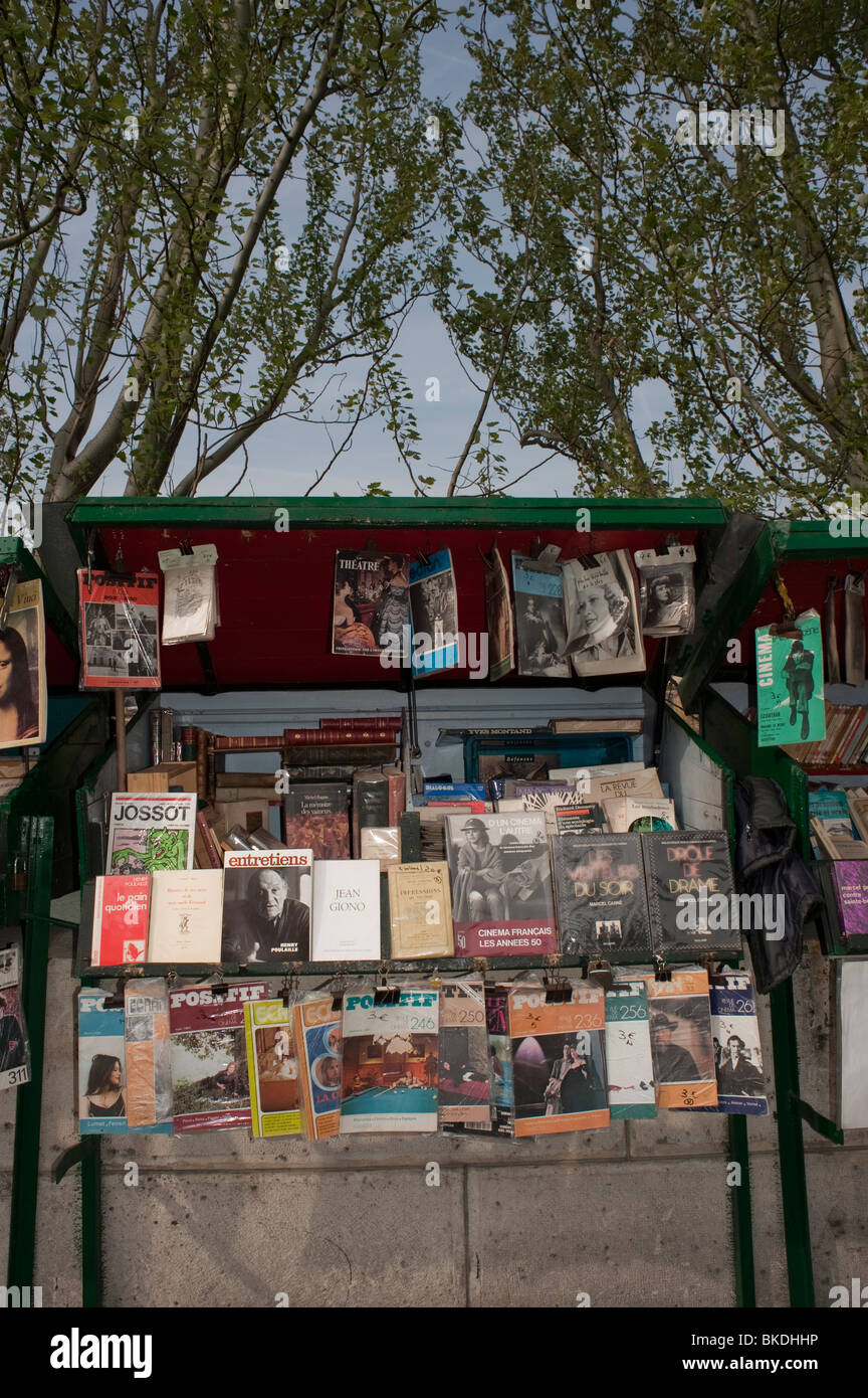Vintage old books street paris hi-res stock photography and images - Alamy