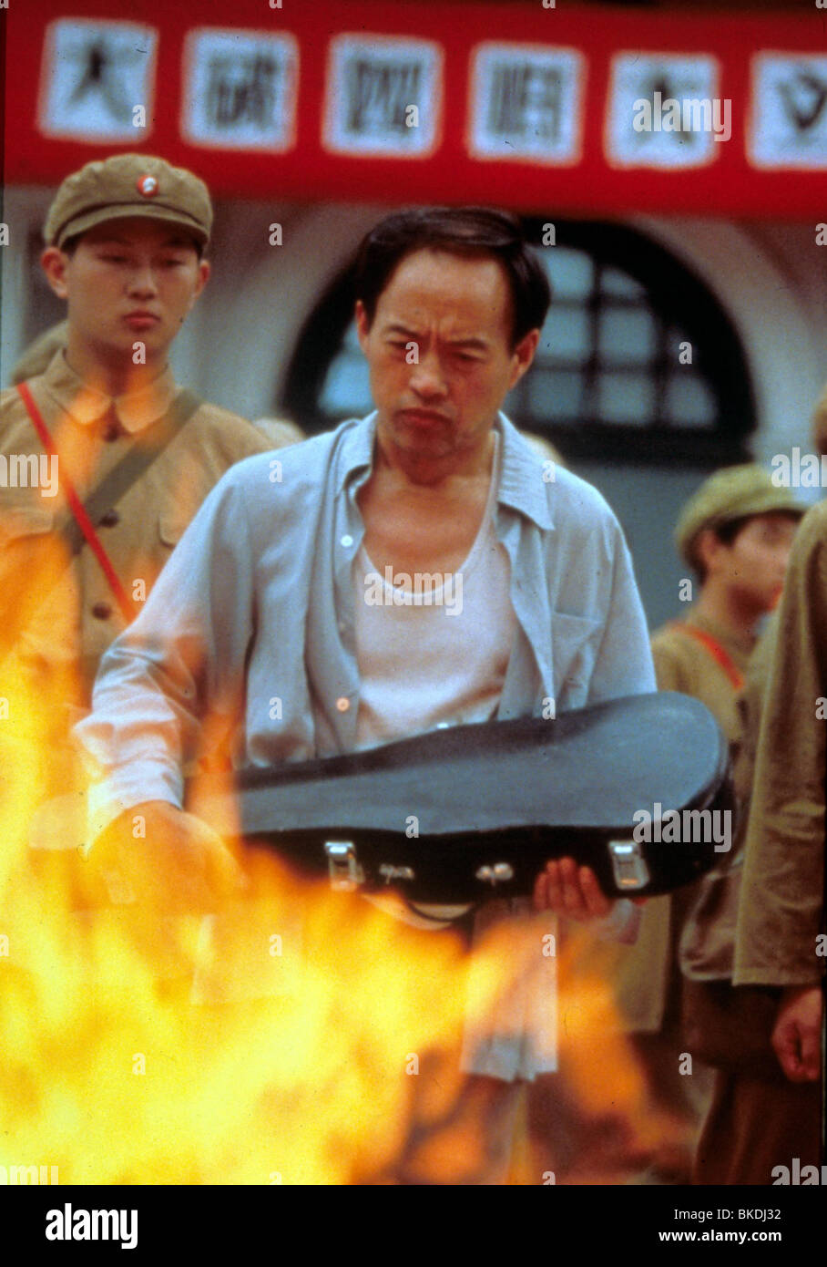 THE RED VIOLIN (1998) LUI ZI FENG RDN 004 Stock Photo - Alamy