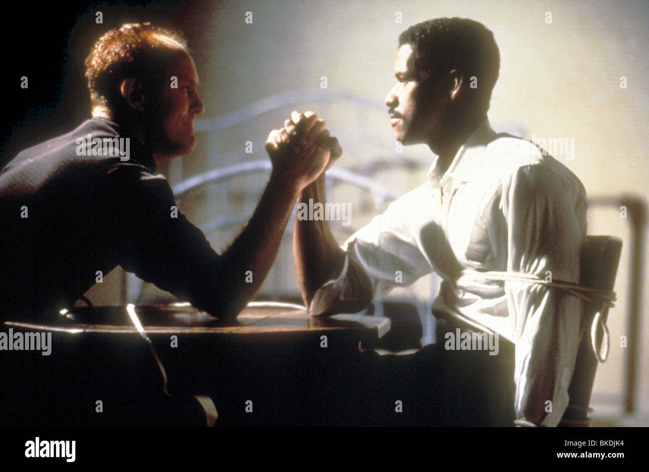 RICOCHET (1991) JOHN LITHGOW, DENZEL WASHINGTON RIC 008 Stock Photo - Alamy