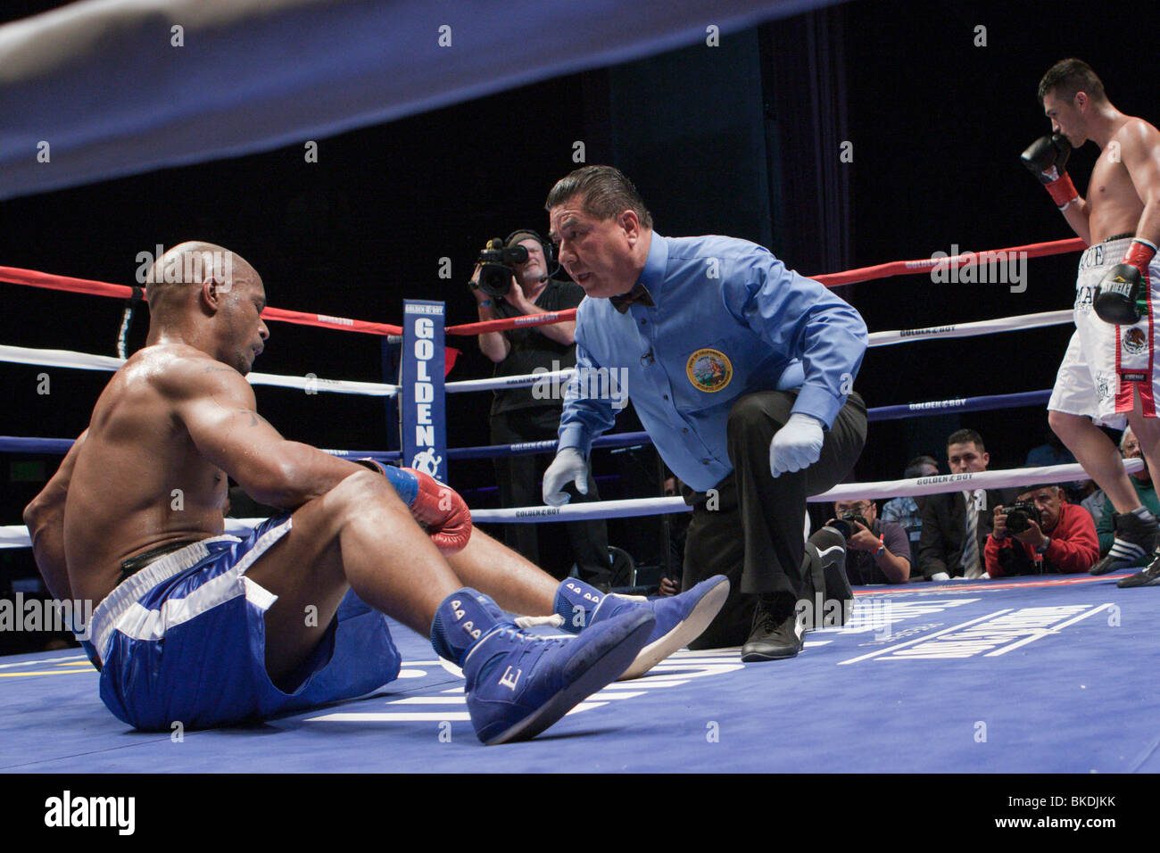 Ref counting down Julius Fogle vs Enrique Ornelas Stock Photo - Alamy