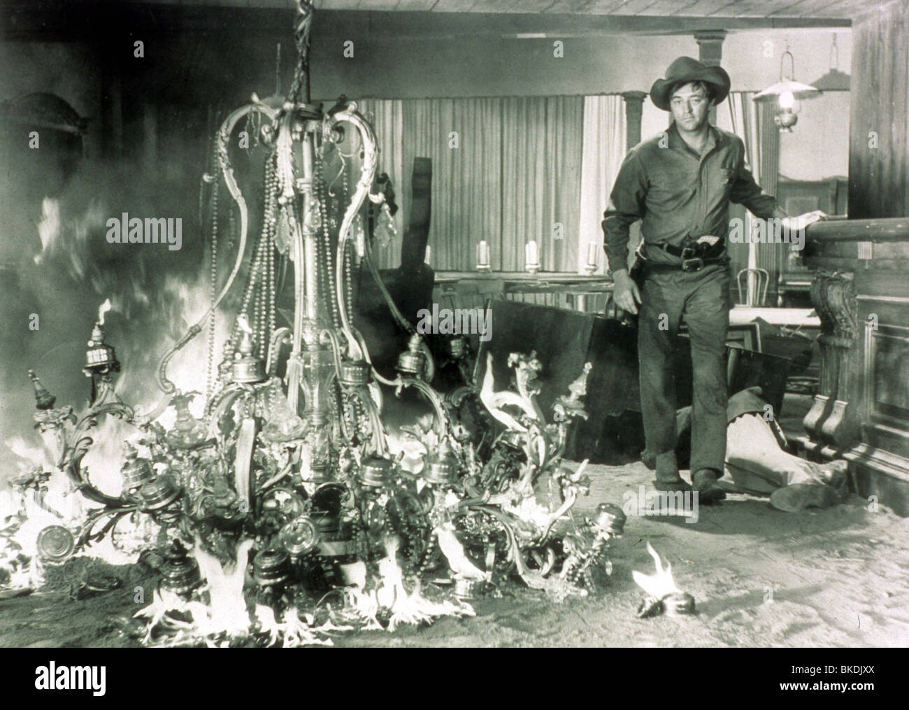 THE MAN WITH THE GUN (1955) ROBERT MITCHUM MWTG 001 Stock Photo - Alamy