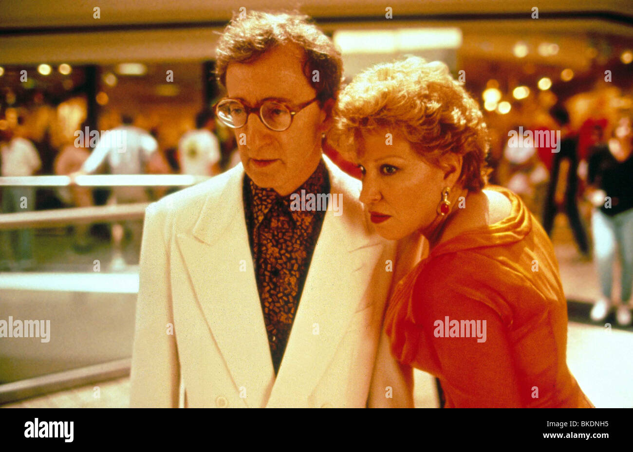 SCENES FROM A MALL (1991) WOODY ALLEN, BETTE MIDLER SFM 003 Stock Photo ...