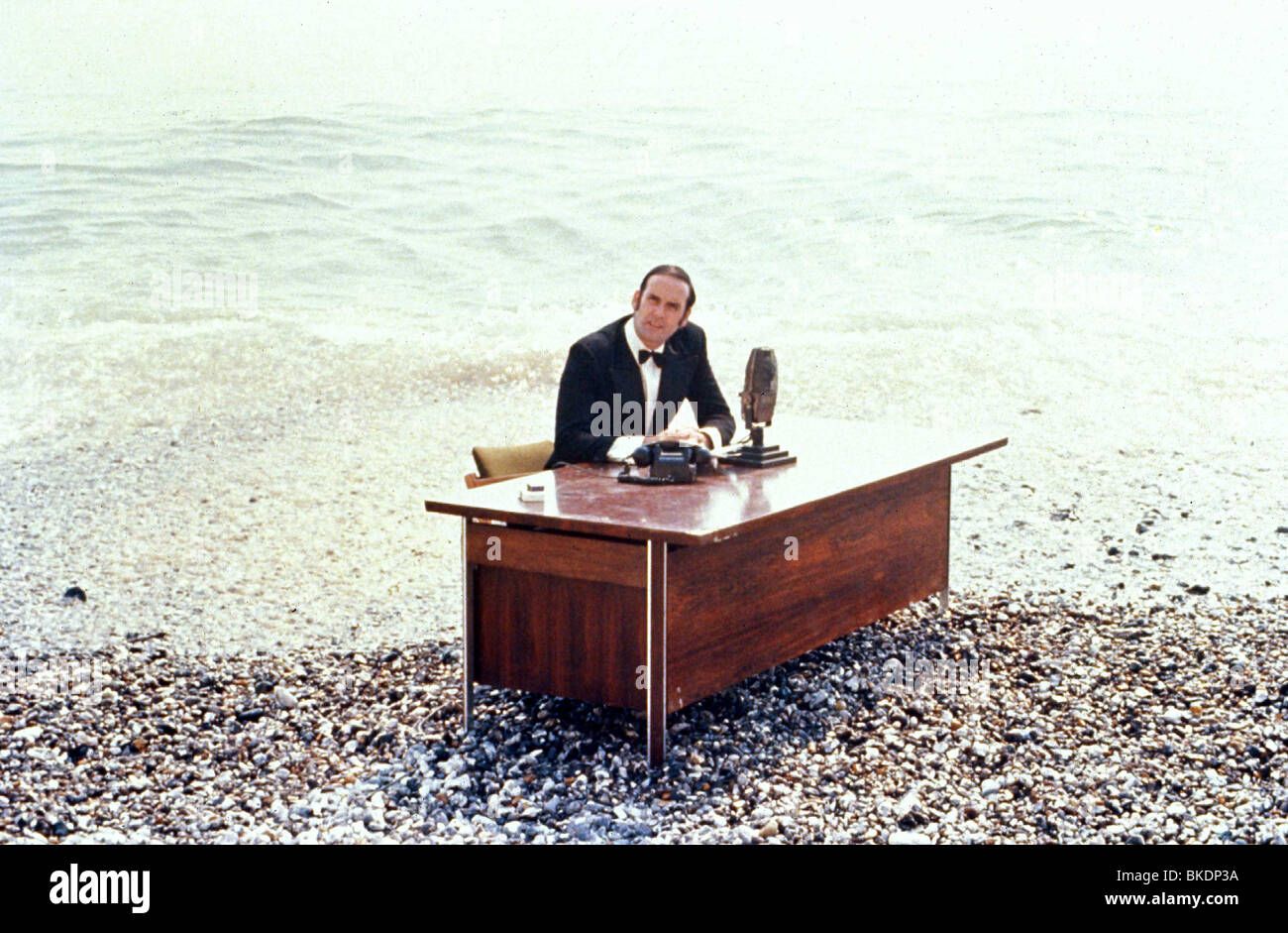 MONTY PYTHON'S FLYING CIRCUS (TV) JOHN CLEESE CREDIT BBC MPFC 020 Stock ...