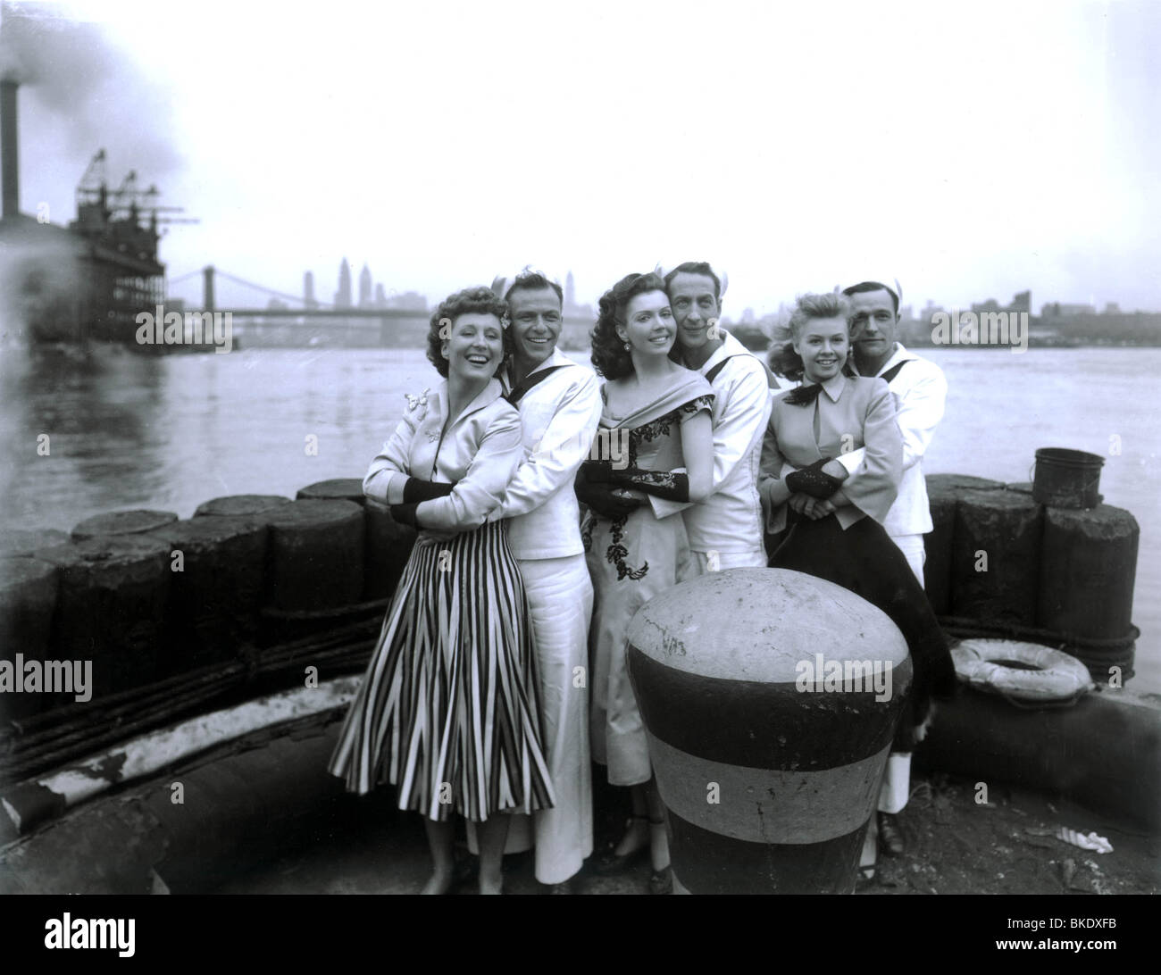 ON THE TOWN (1949) BETTY GARRETT, FRANK SINATRA, ANN MILLER, JULES ... ON THE TOWN (1949) BETTY GARRETT, FRANK SINATRA, ANN MILLER, JULES ...