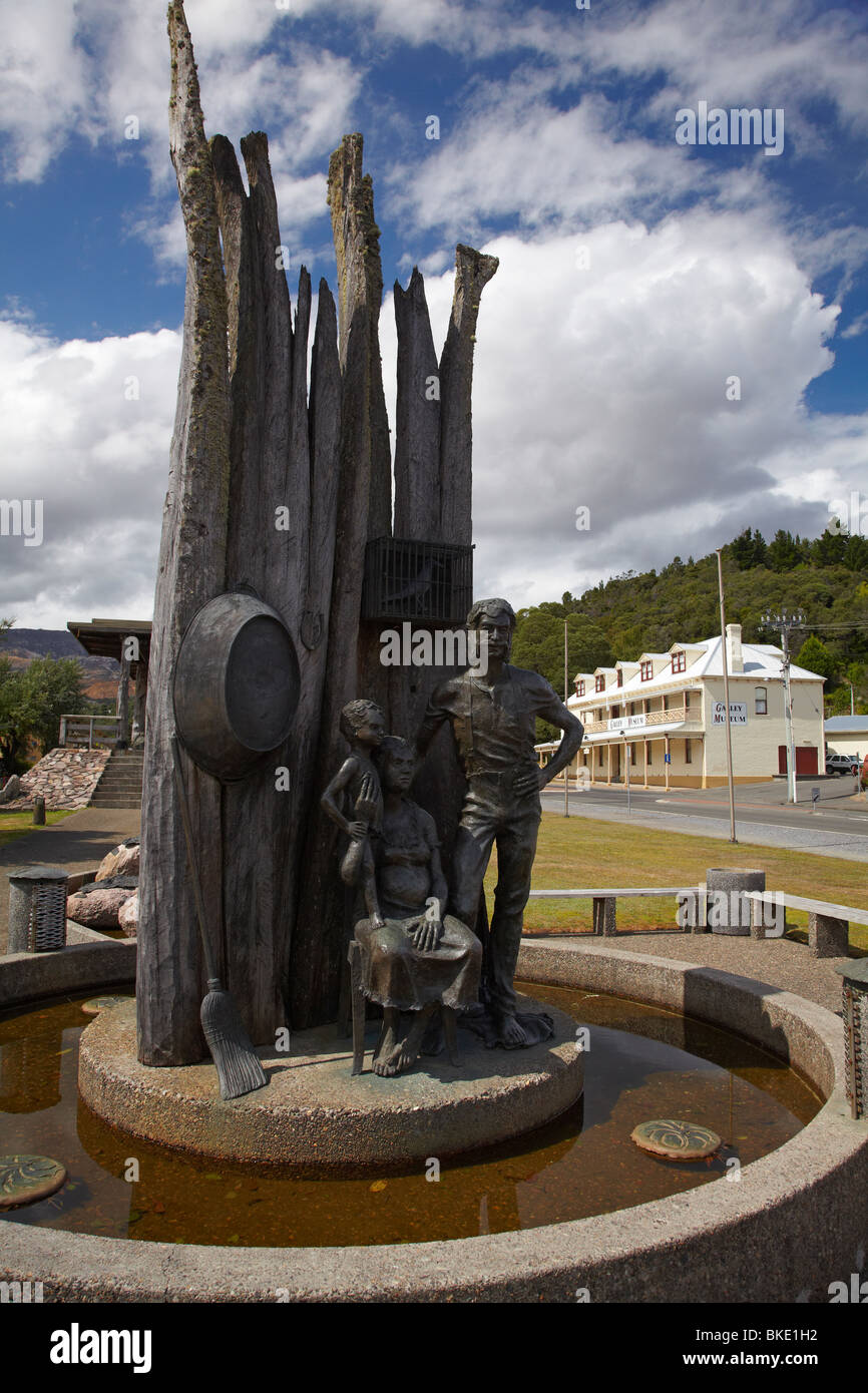 Miners siding statue sculptor stephen walker hi-res stock photography ...