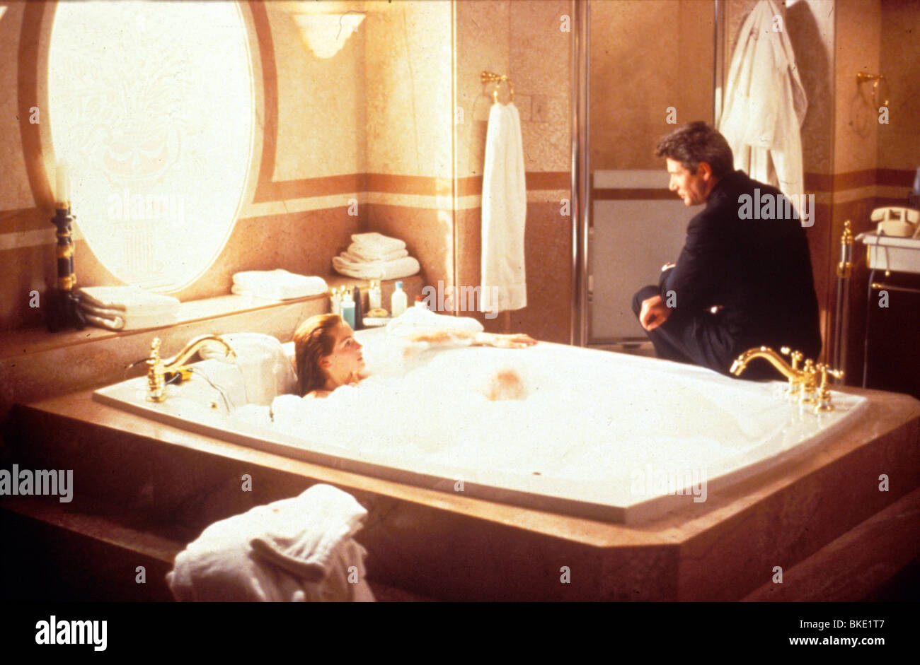 PRETTY WOMAN (1990) JULIA ROBERTS, RICHARD GERE PRW 033 Stock Photo - Alamy