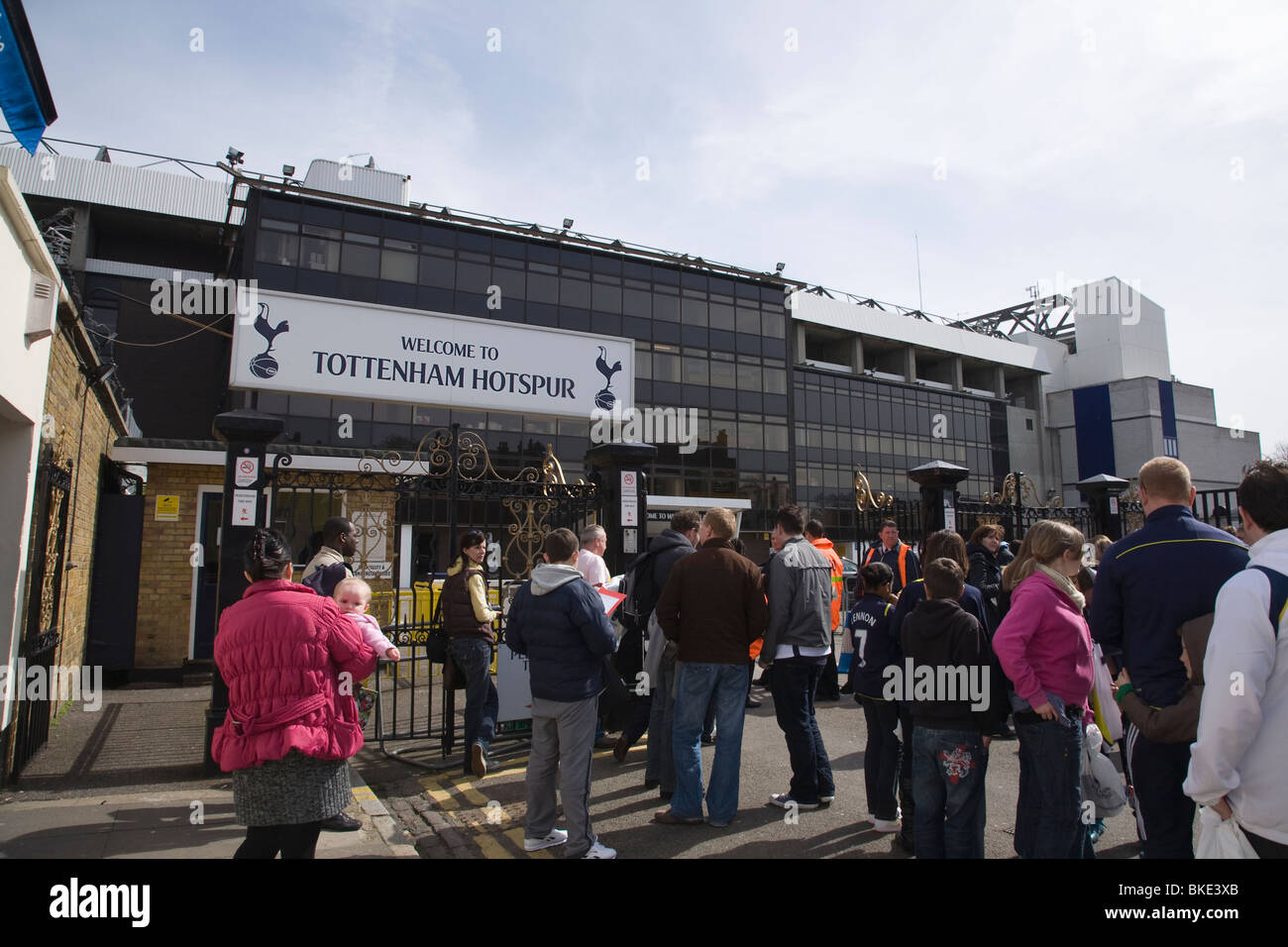 Spurs fans hi-res stock photography and images - Alamy
