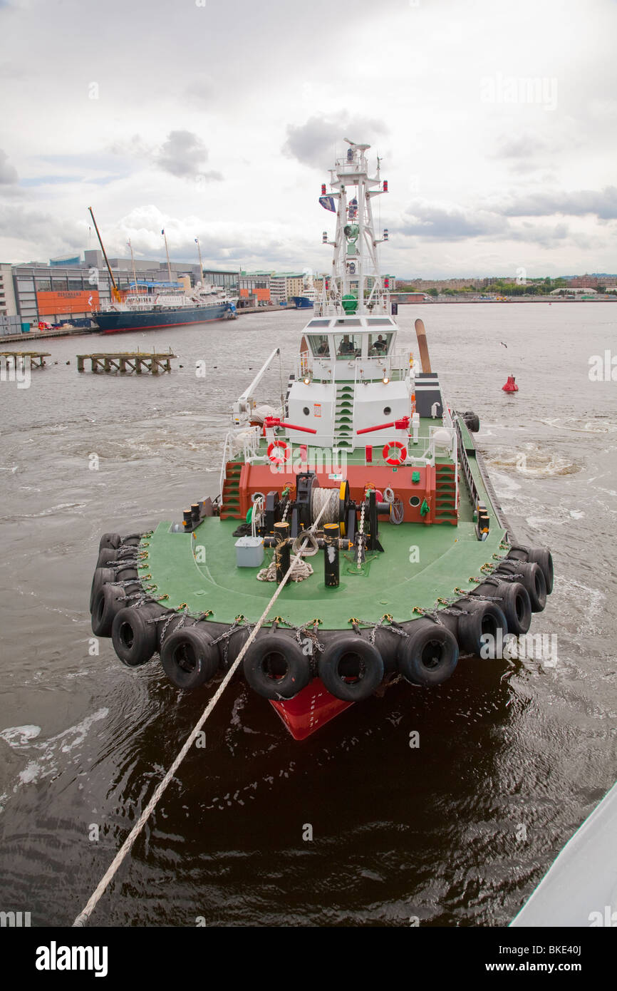 Tug pulling boat hi-res stock photography and images - Alamy