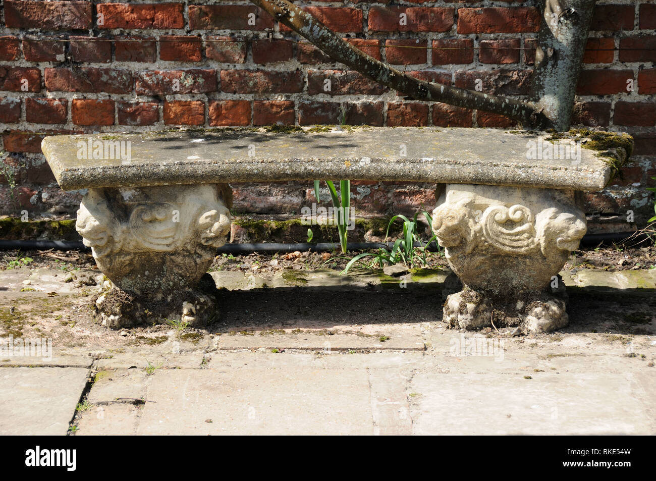 Stone garden seat hi-res stock photography and images - Alamy