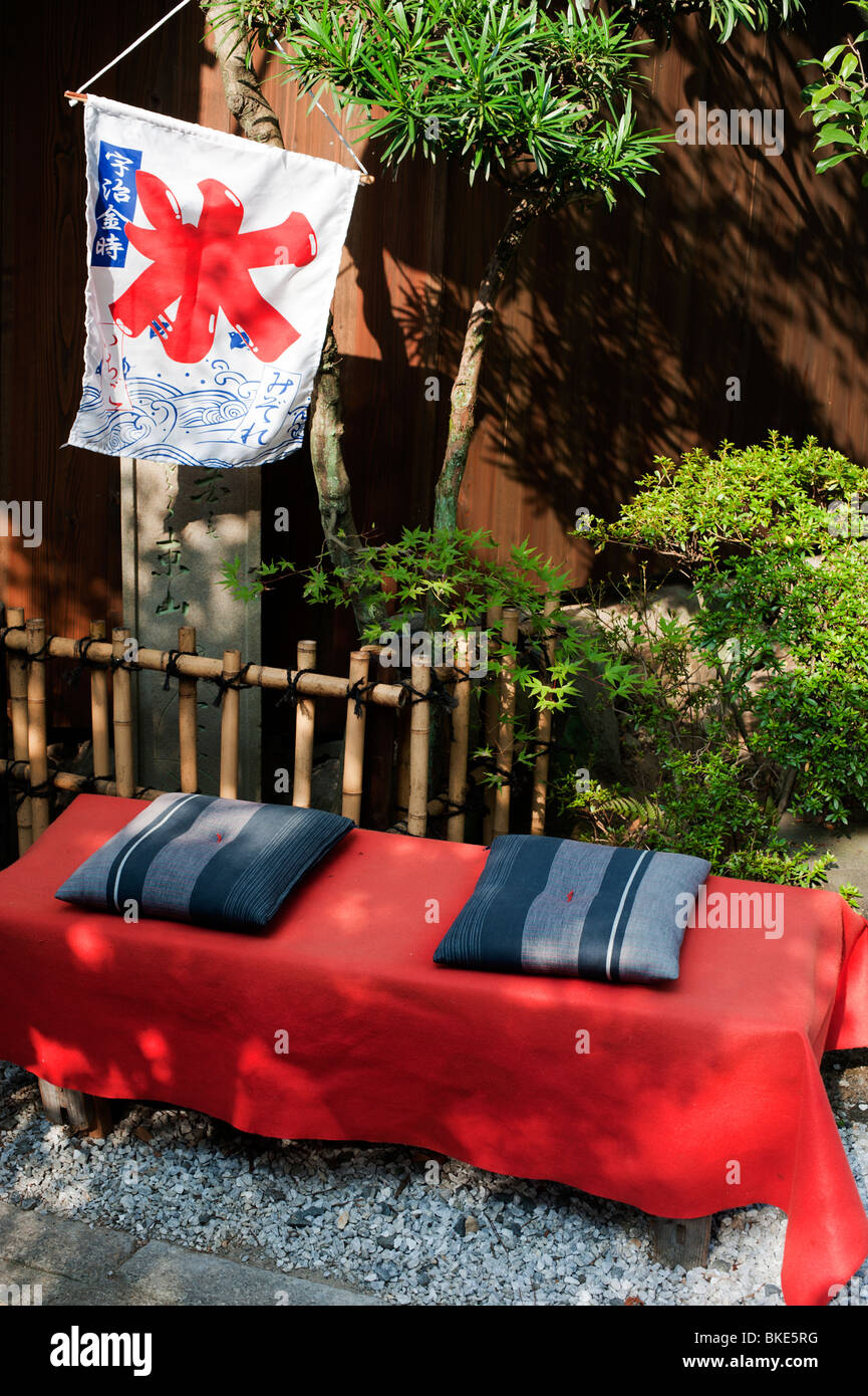 Red bench japanese garden hi-res stock photography and images - Alamy