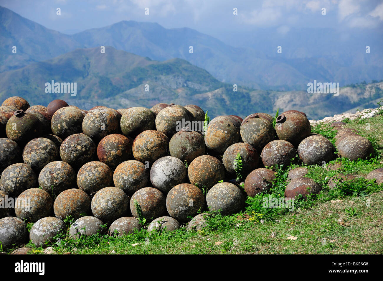 Large cannon balls hi-res stock photography and images - Alamy
