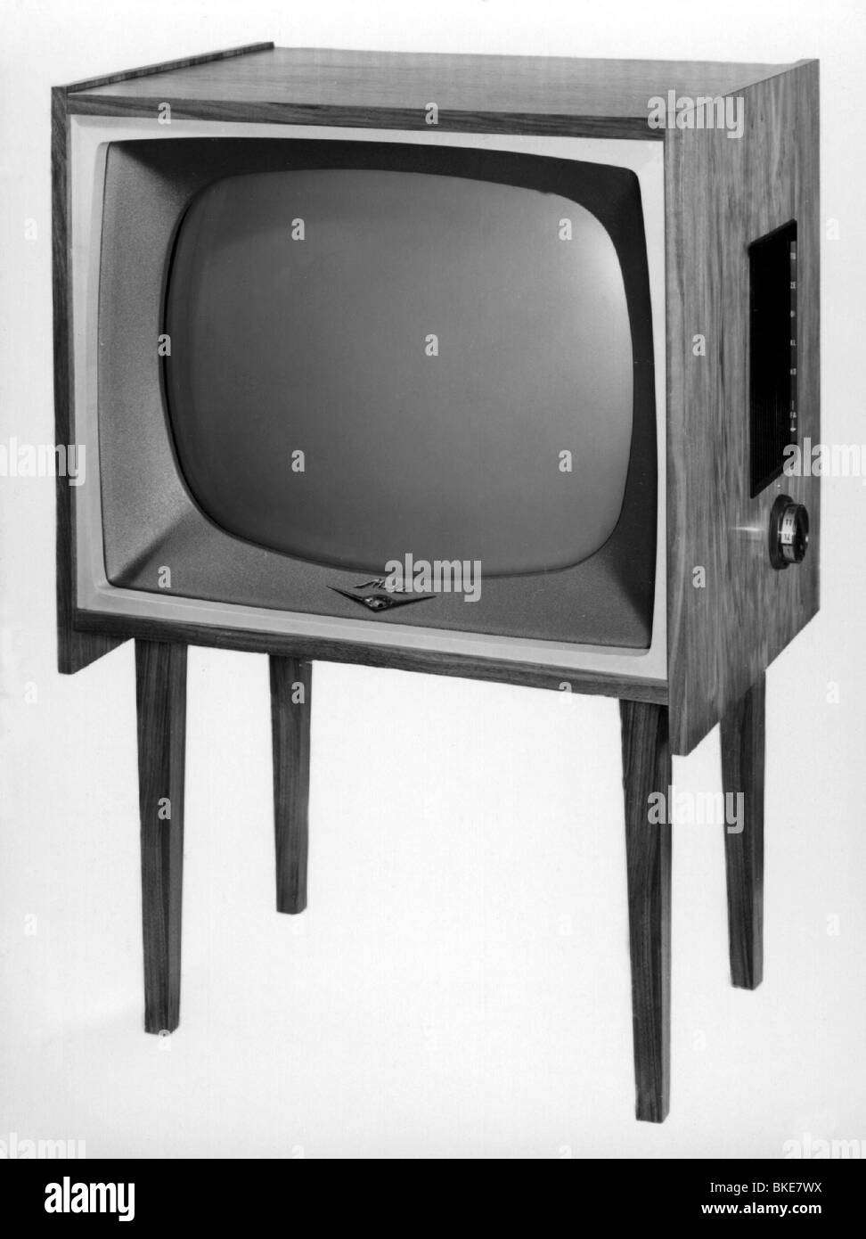 Entertainment television sets 1950s hi-res stock photography and images ...
