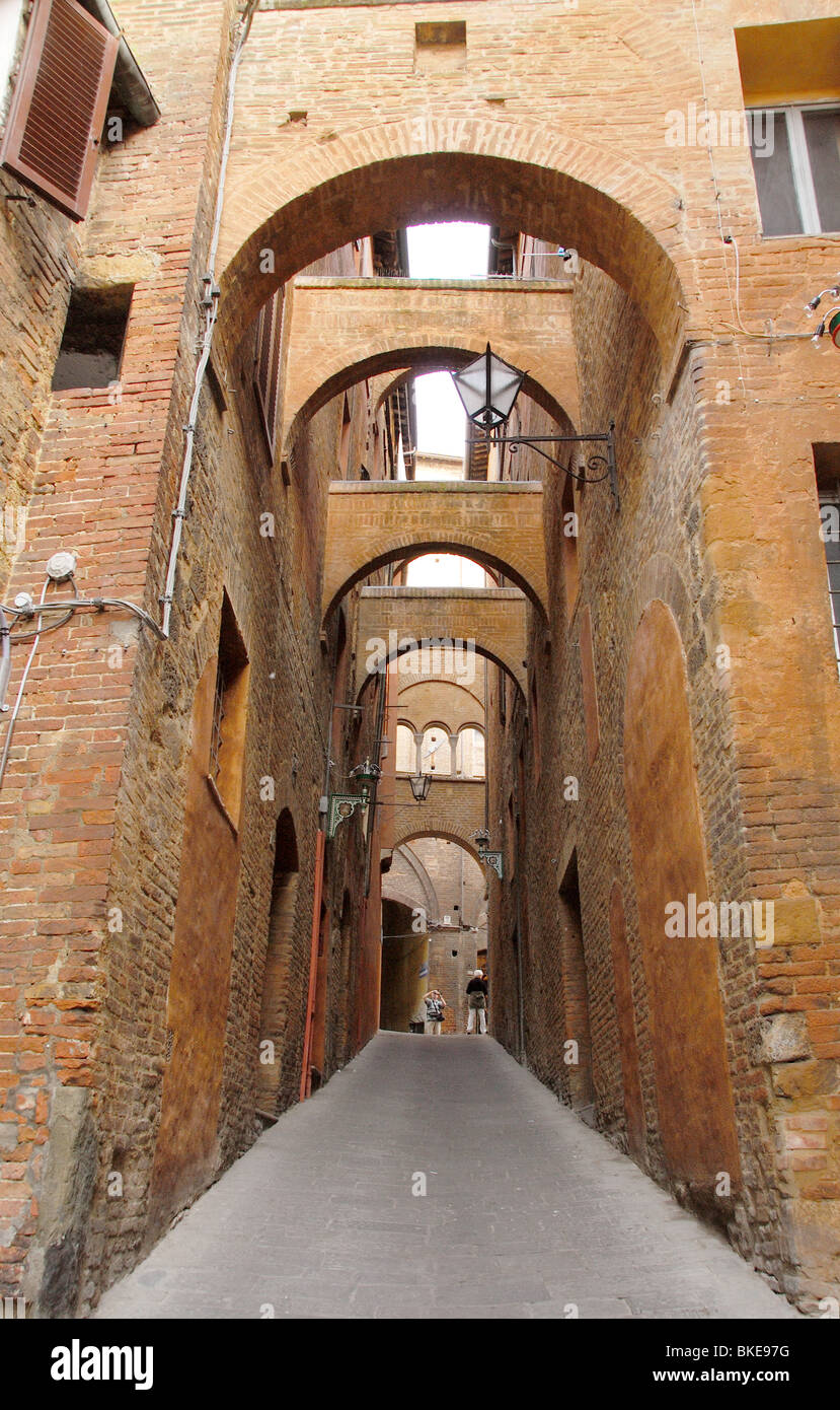 Walkway between buildings hi-res stock photography and images - Alamy