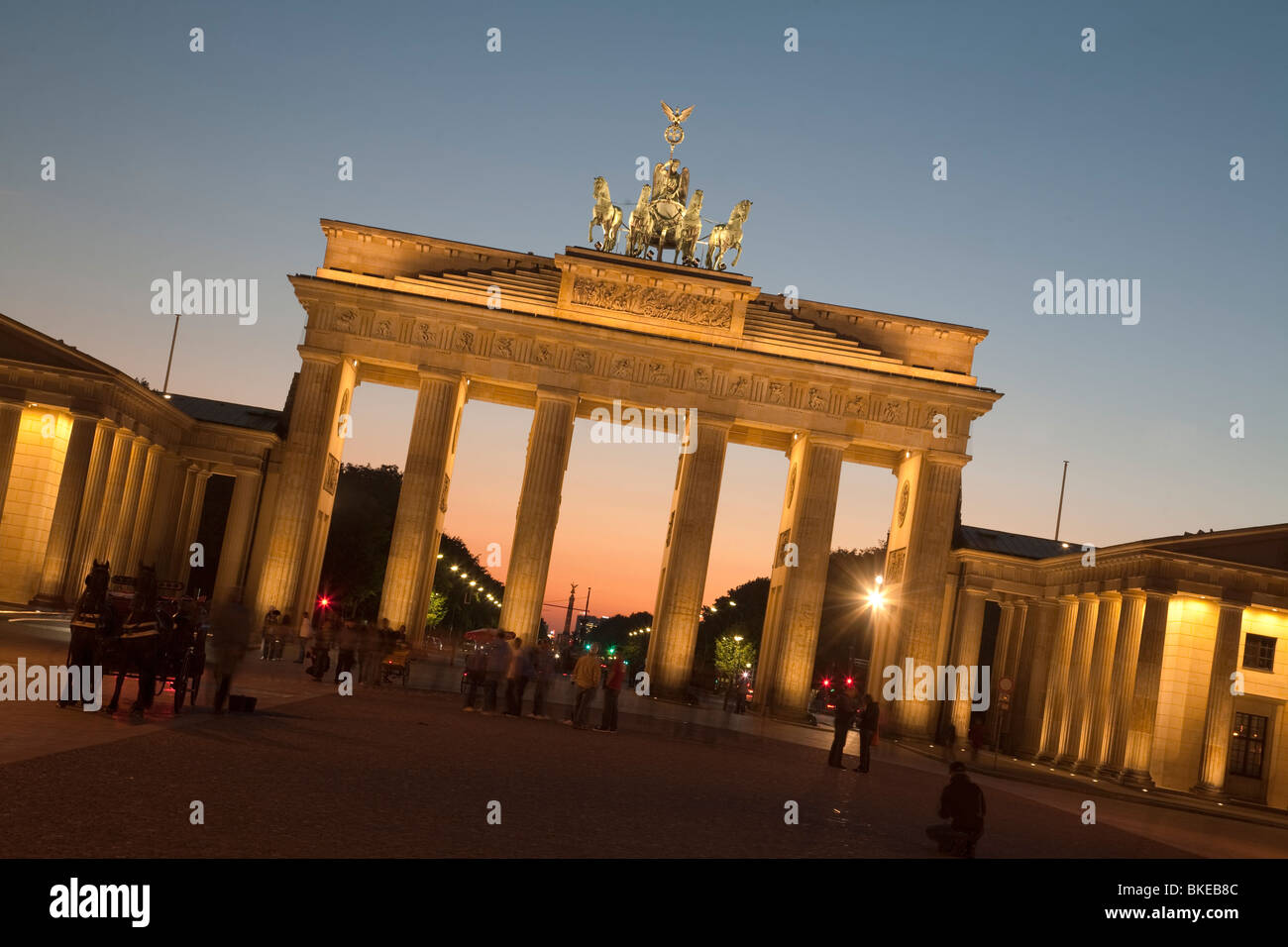 Top of the brandenburg gate hi-res stock photography and images - Alamy