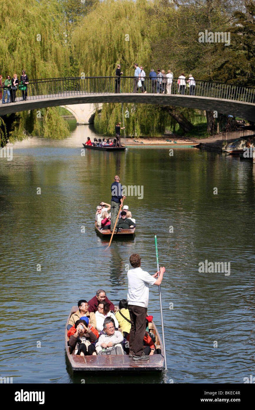 PUNTING ON THE RIVER CAM CAMBRIDGE Stock Photo - Alamy