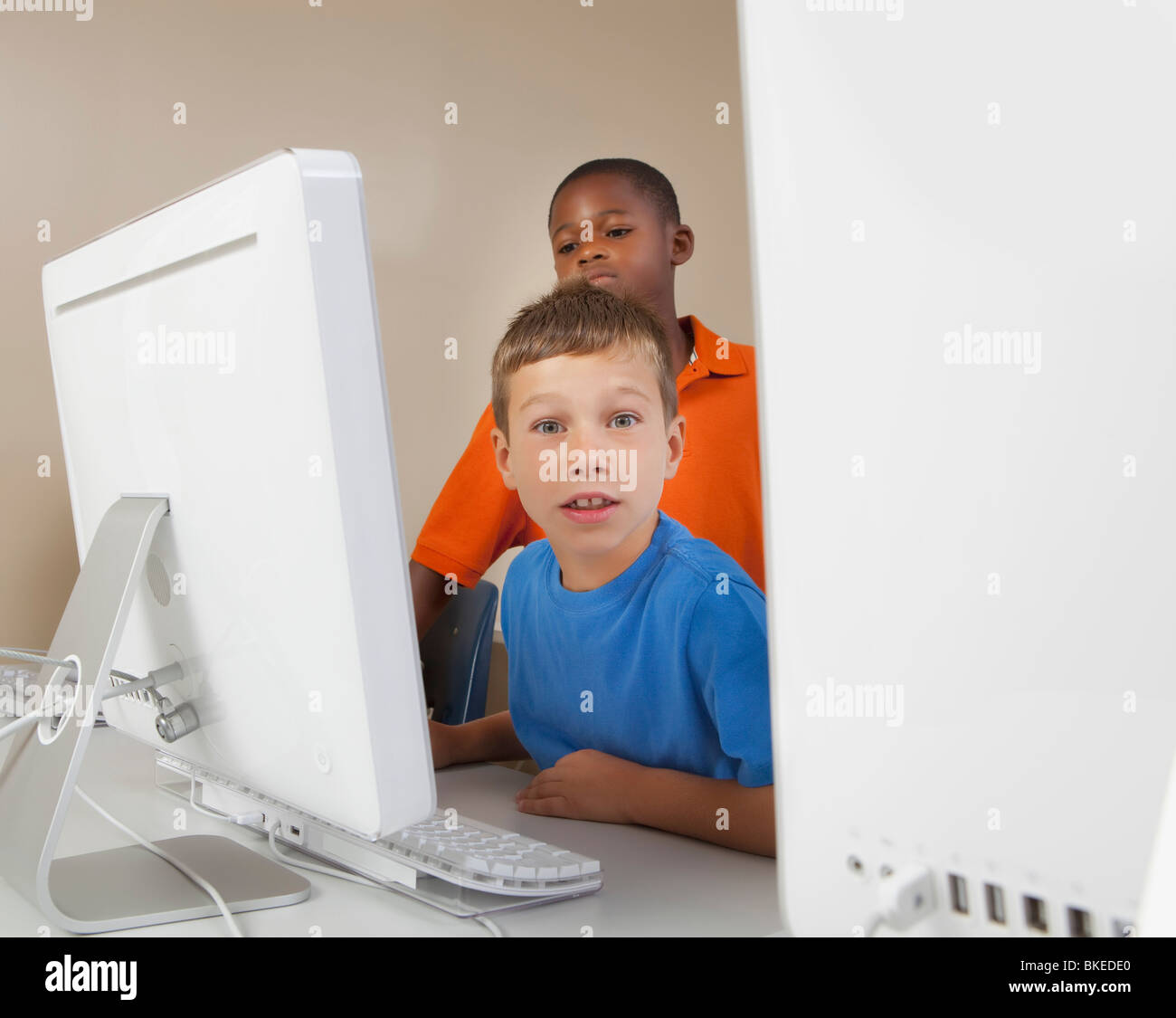 Teen facing computer hi-res stock photography and images - Alamy
