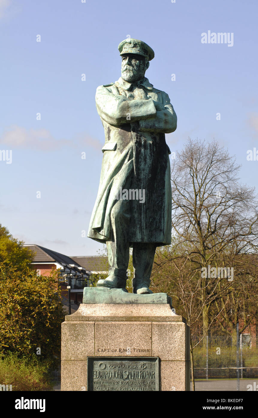 Quotlichfield Beacon Park Statue Of Smith Captain Of