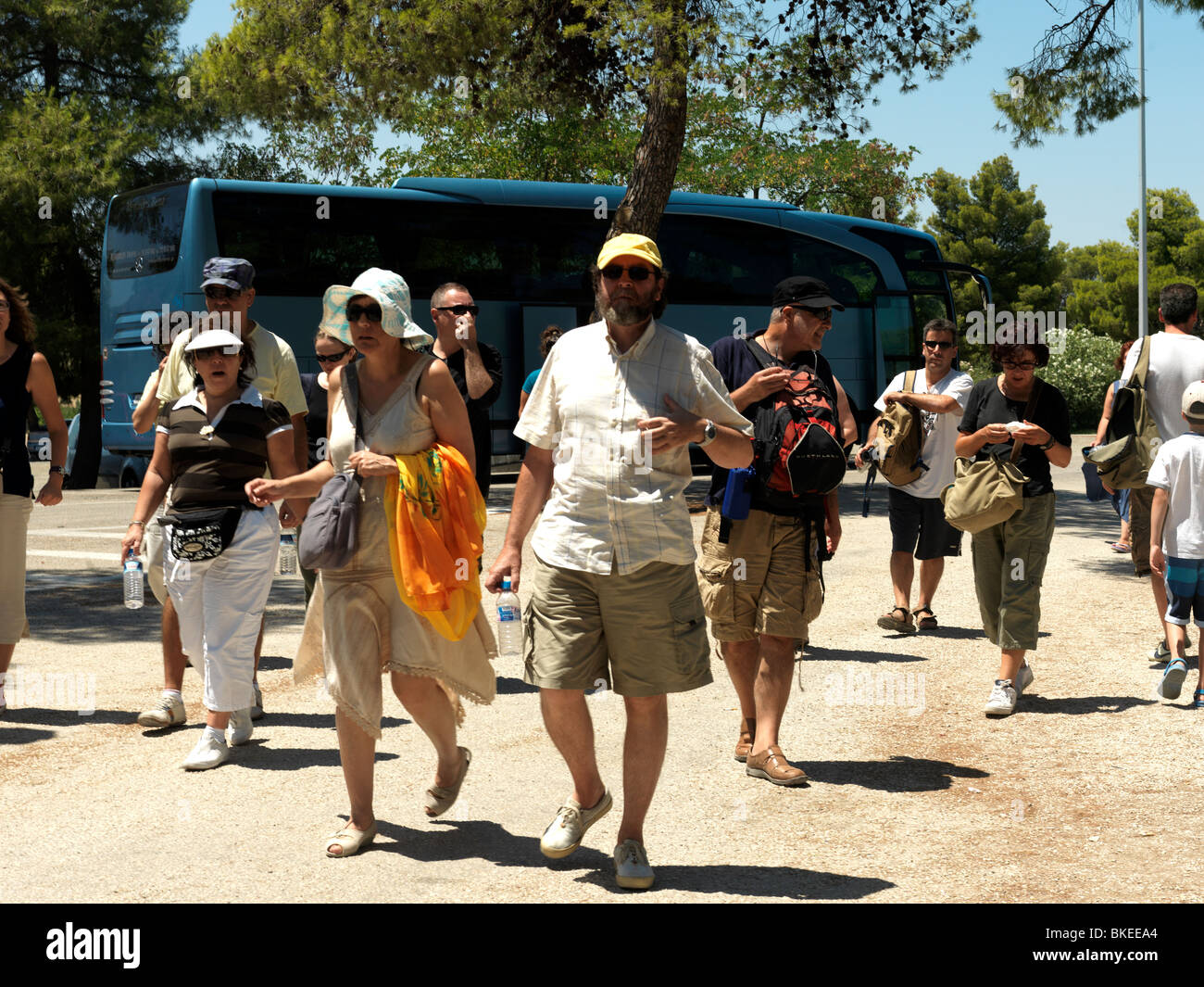 Tourists getting off bus hi-res stock photography and images - Alamy