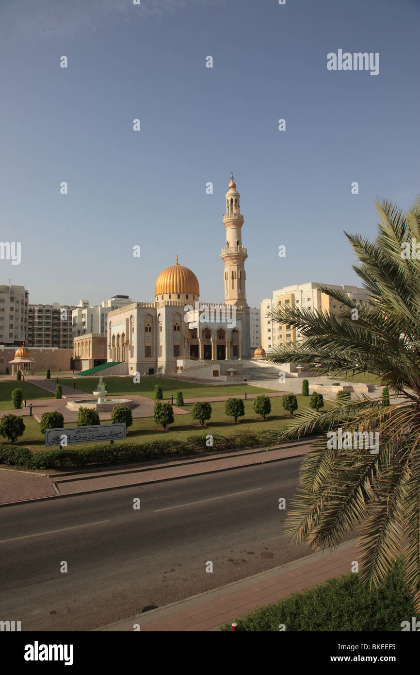 Zawawi mosque at Al-Khuwair, Qurum, Muscat, Sultanate of Oman. Photo by ...