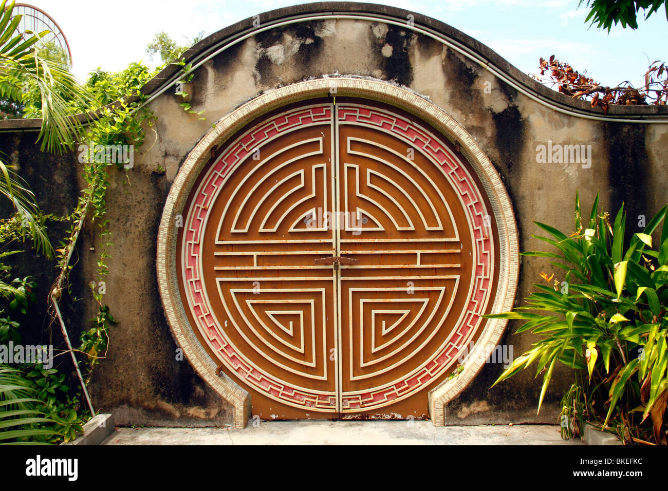 Chinese entrance gate gateway doorway hi-res stock photography and ...